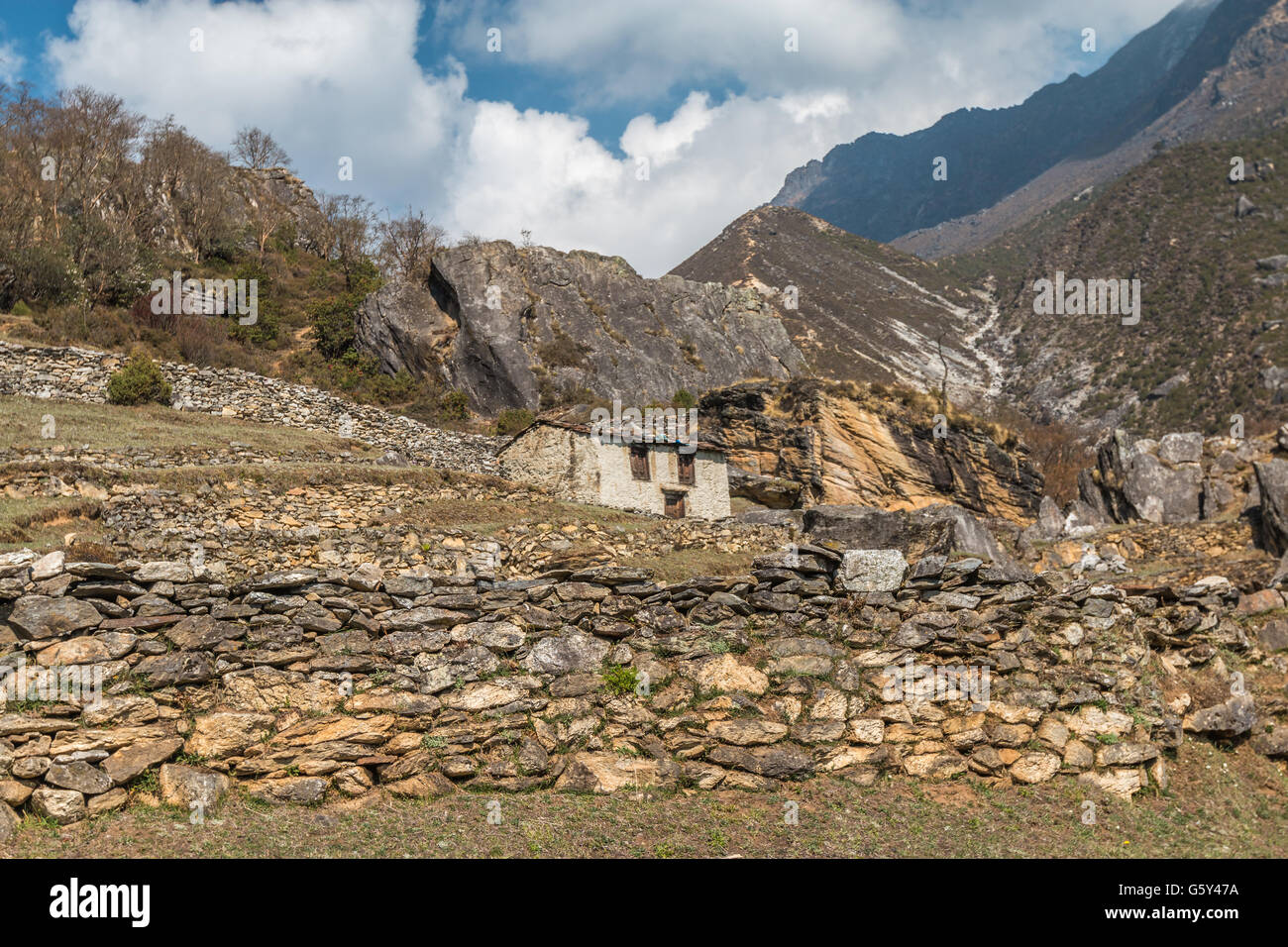 Houses in nepal hi-res stock photography and images - Alamy