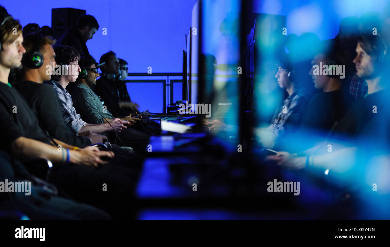 Video game star play hi-res stock photography and images - Alamy