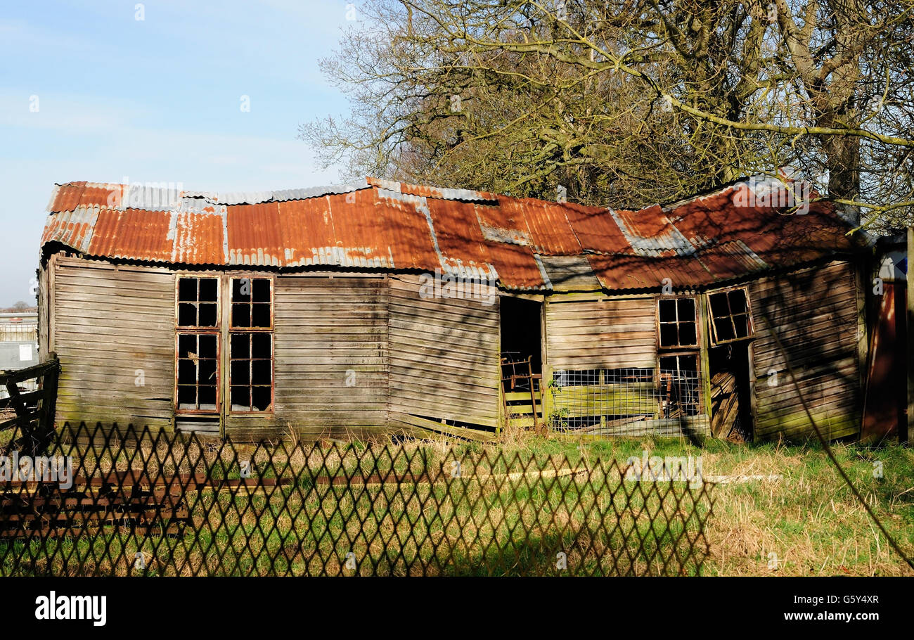 Falling down barn hi-res stock photography and images - Alamy