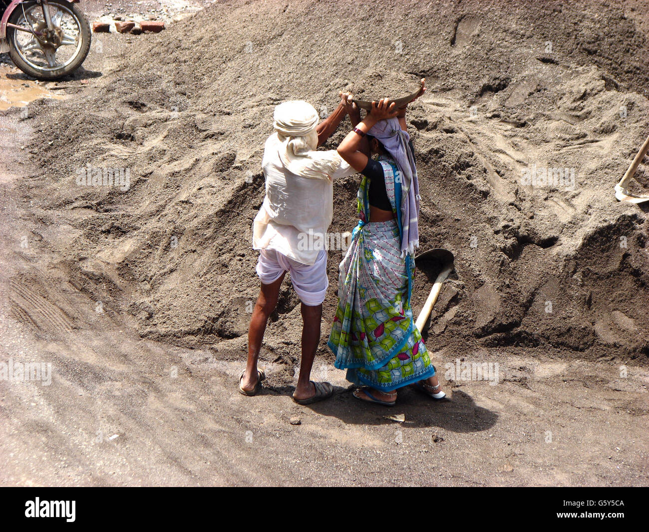 Labours working construction site hi-res stock photography and images ...