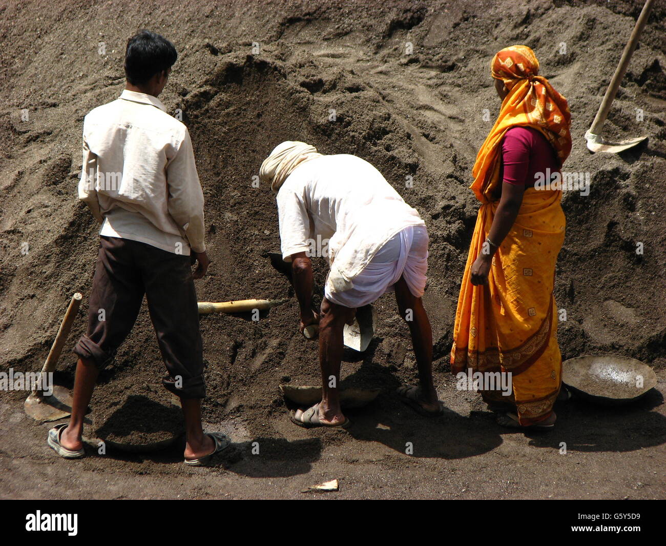 Labours working construction site hi-res stock photography and images ...