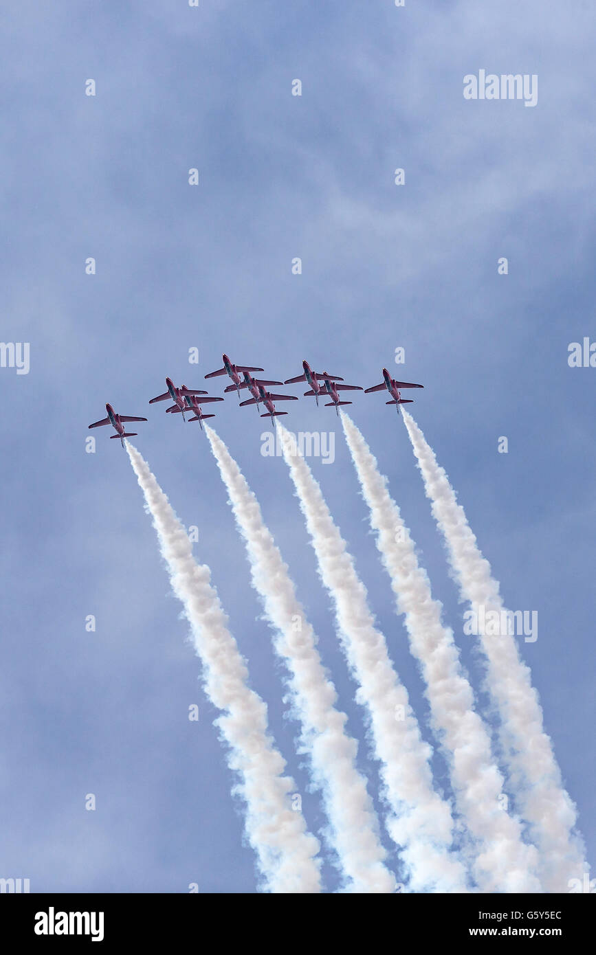 Red arrows jets aerobatics hi-res stock photography and images - Alamy