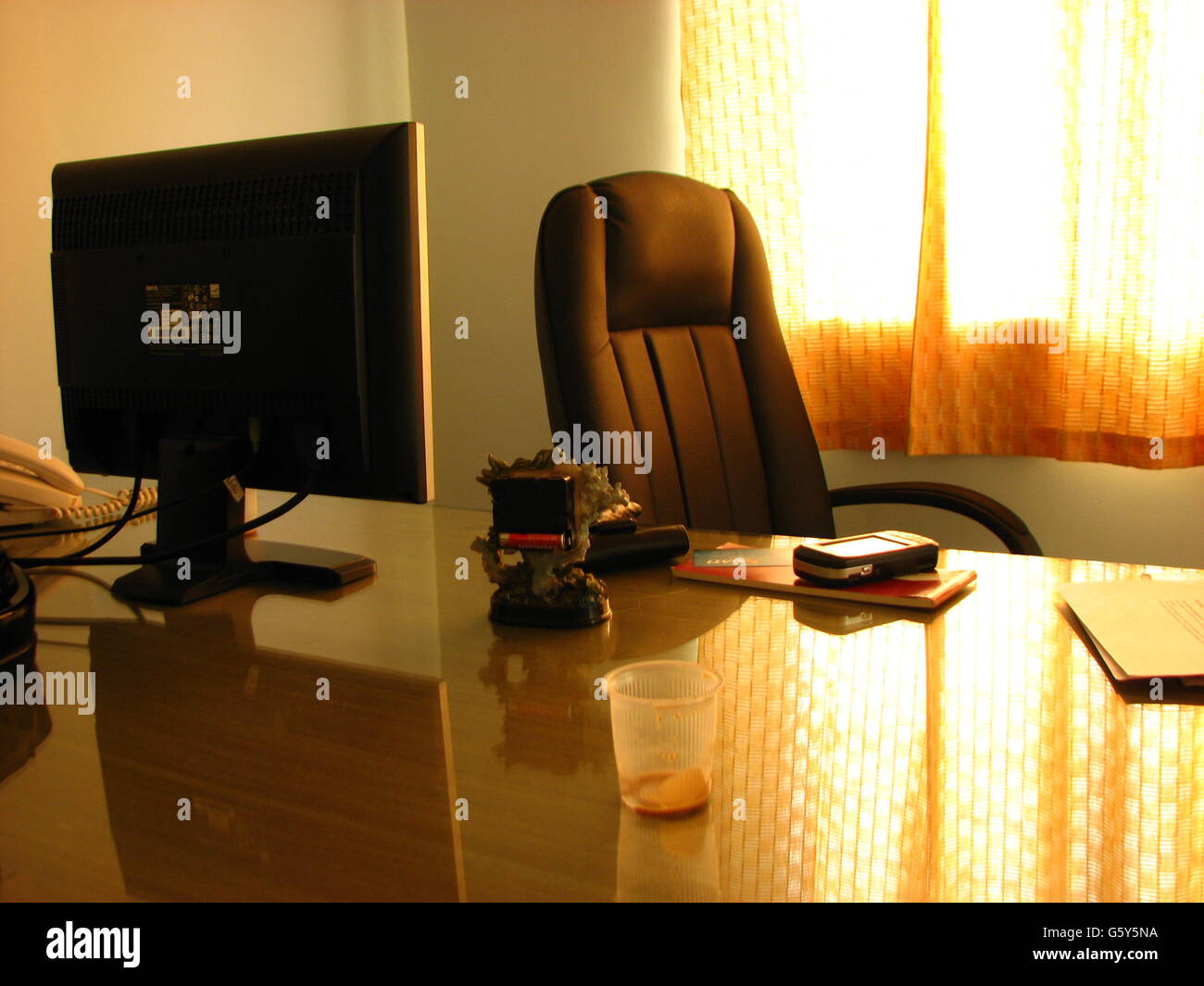 An empty office desk Stock Photo - Alamy