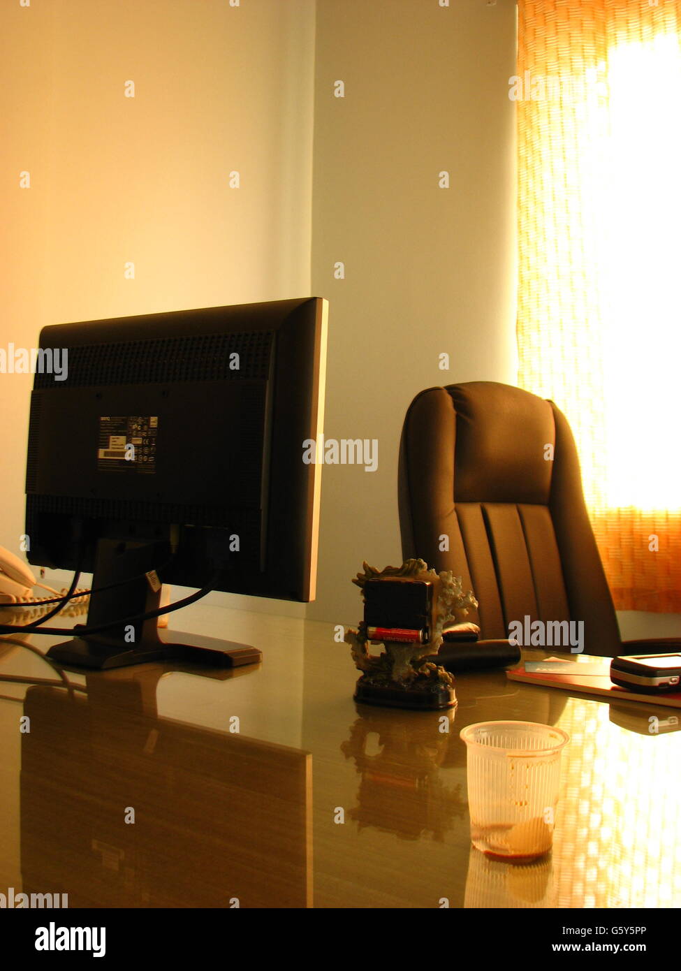 An empty office desk Stock Photo - Alamy