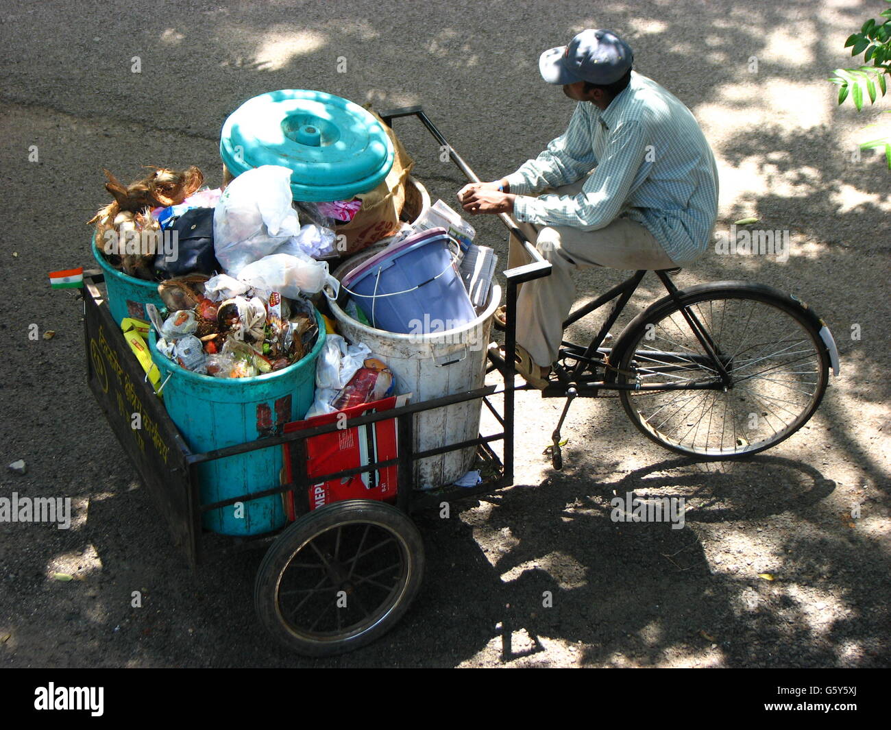 Garbage collector in India Stock Photo - Alamy