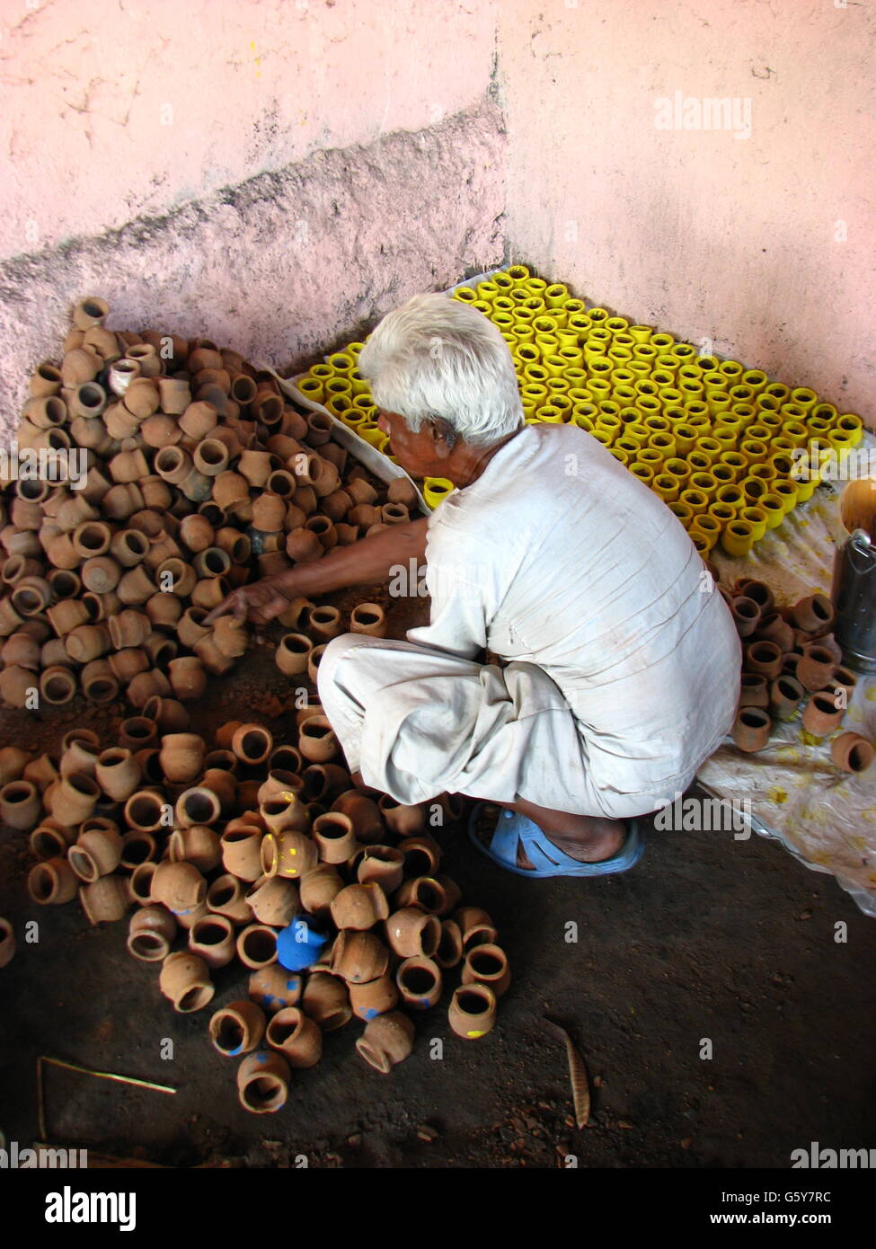 An old Indian potter counting his pots Stock Photo - Alamy