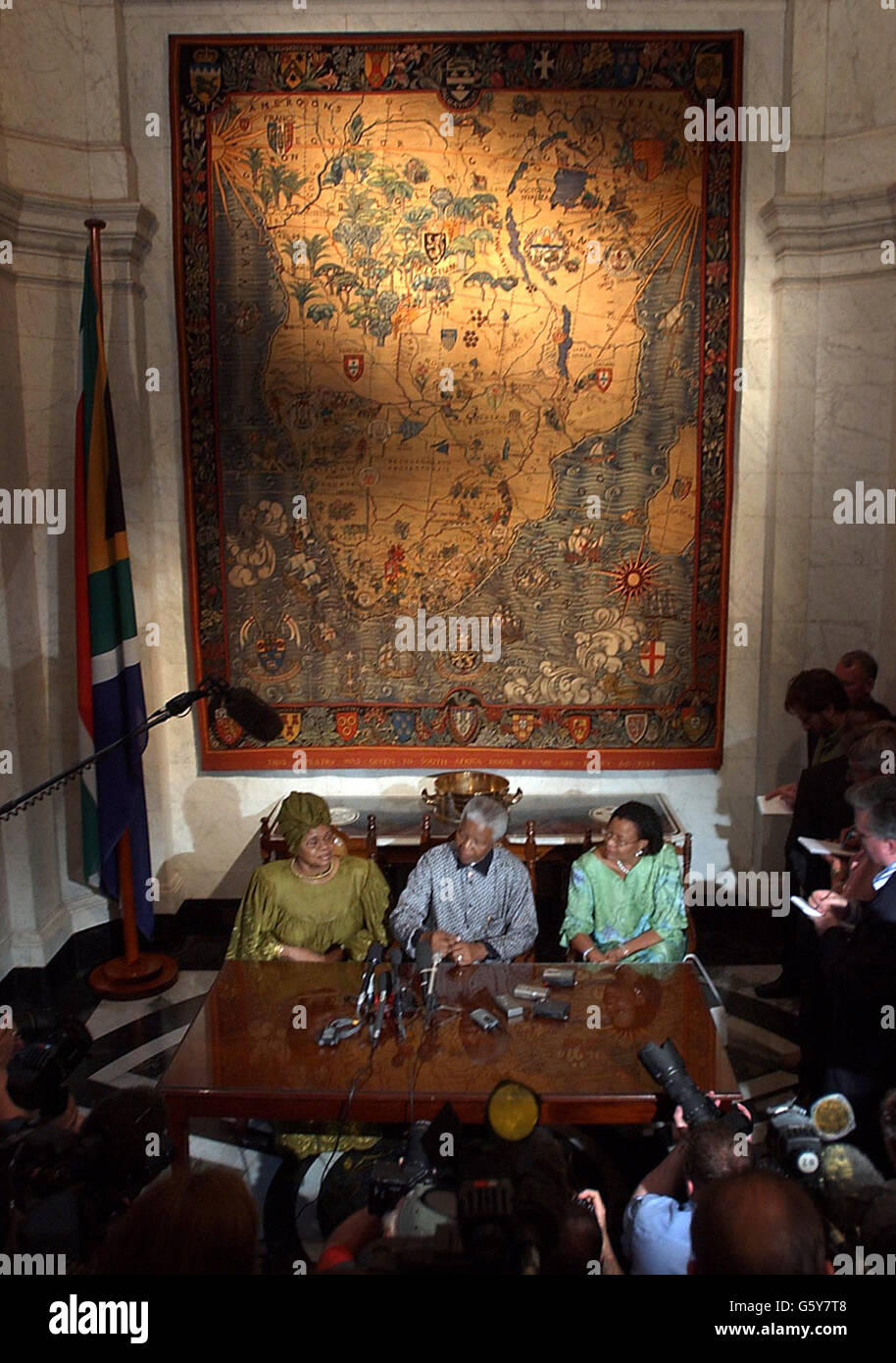 Former South African president Nelson Mandela (centre) speaks to the ...