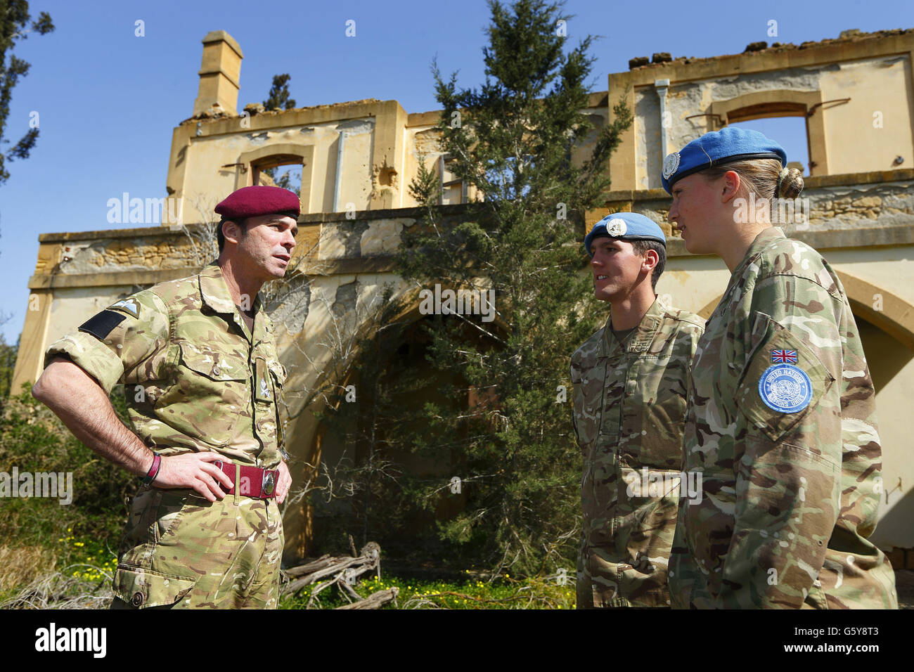 Major General Ranald Munro (maroon beret) with Territorial Army ...