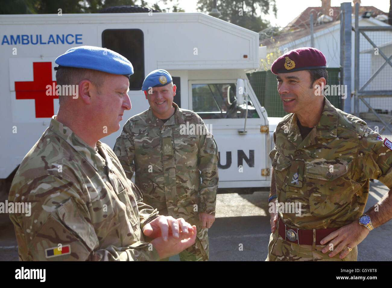 Major General Ranald Munro (right) meets soldiers from the United ...