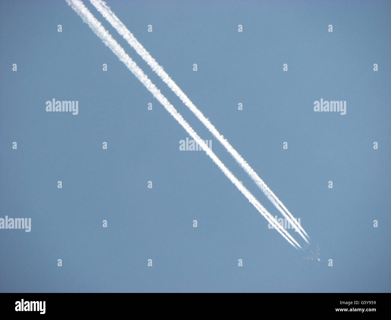 An aeroplane leaving jet streak in the sky Stock Photo - Alamy