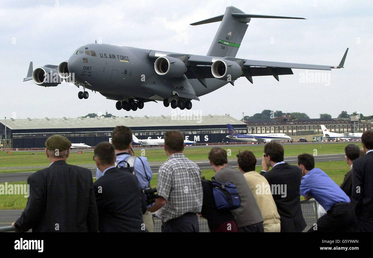 Air show boeing c 17 transport plane landing spectators aircraft hi-res ...