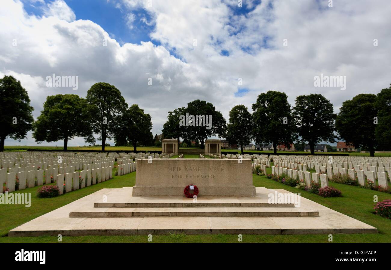 Gravestones commemorating solider's buried in Delville Wood cemetery ...