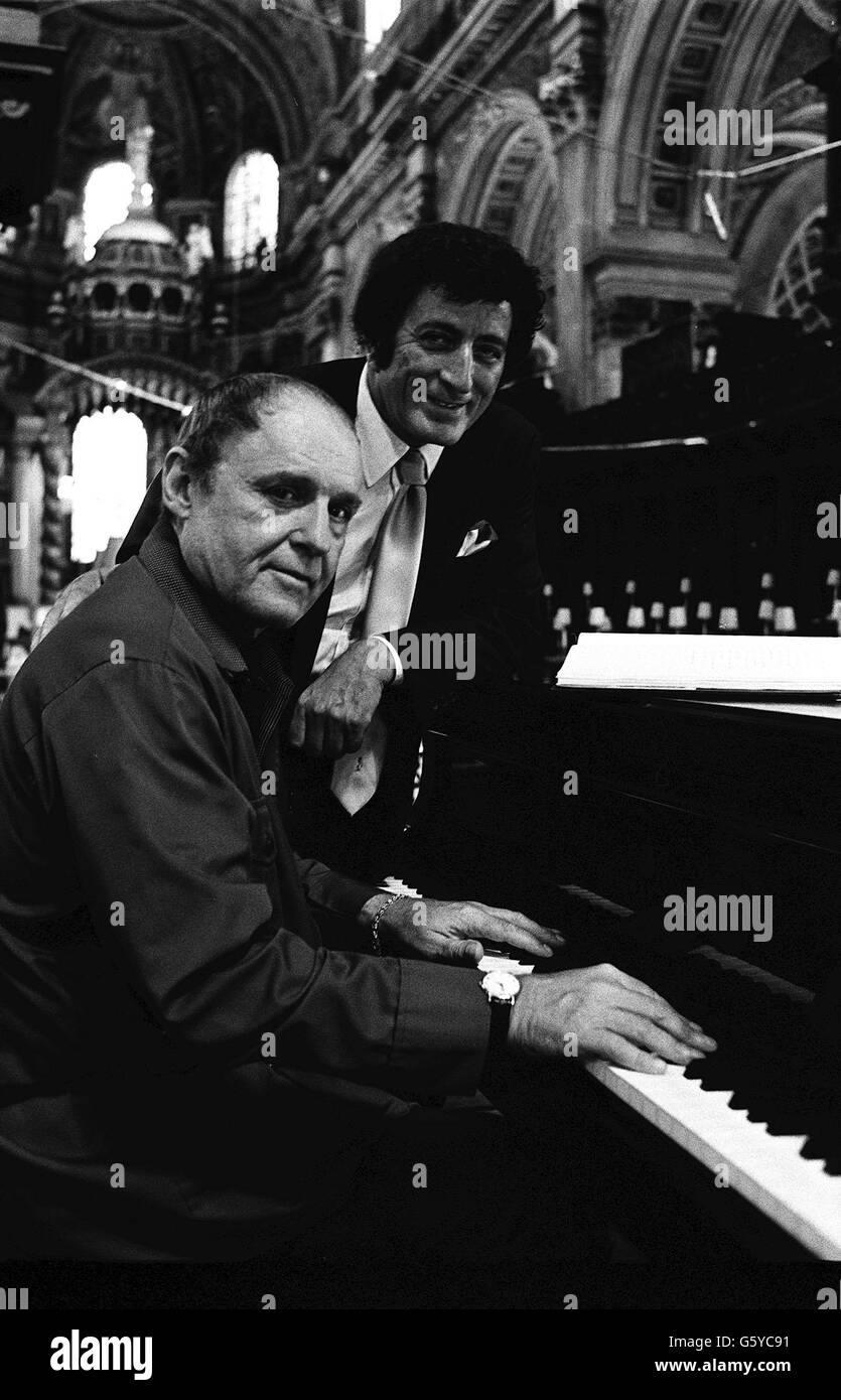 Actor rod steiger singer tony bennett at st pauls cathedral hi-res ...