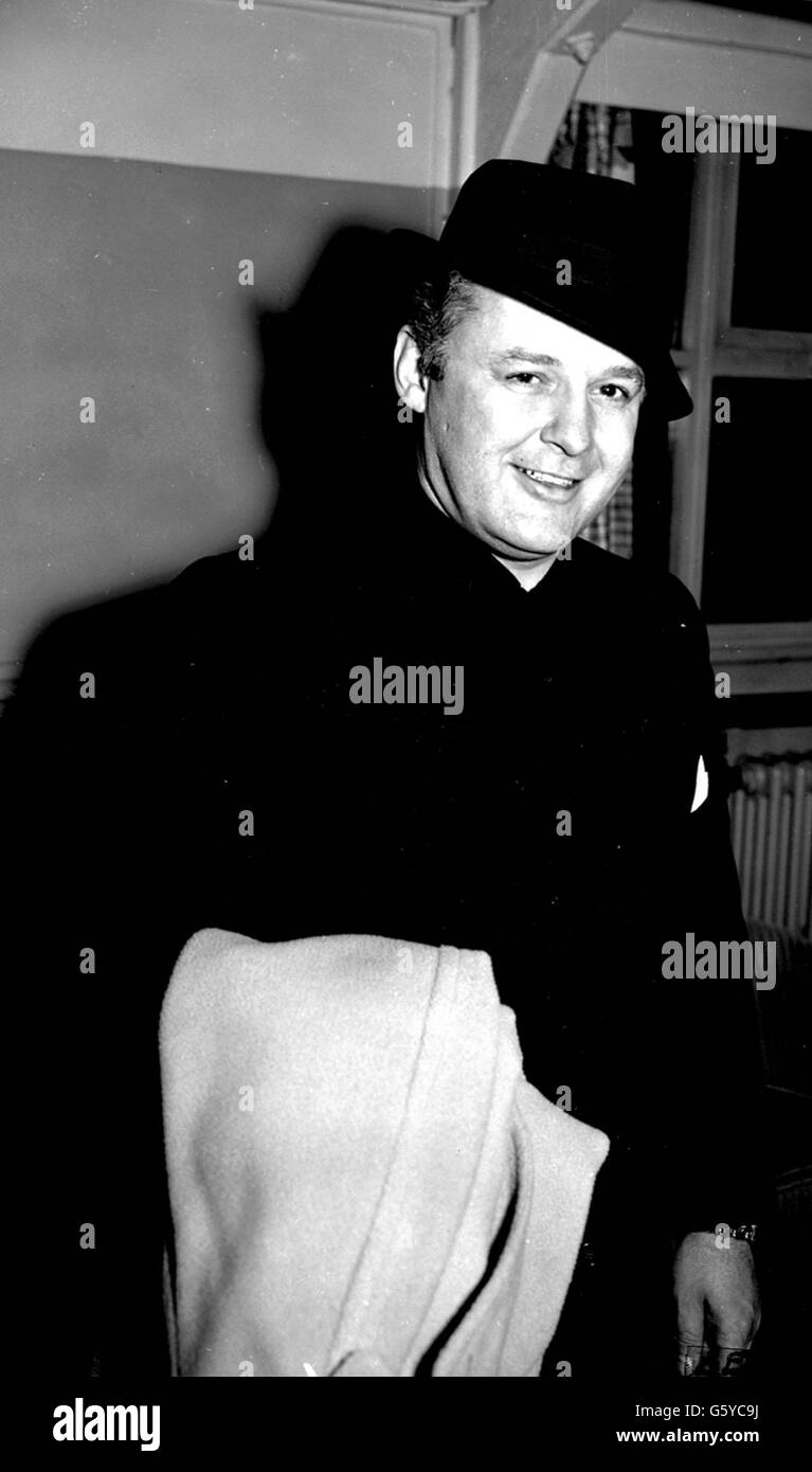 Hollywood film actor Rod Steiger arrives at London Airport from New ...