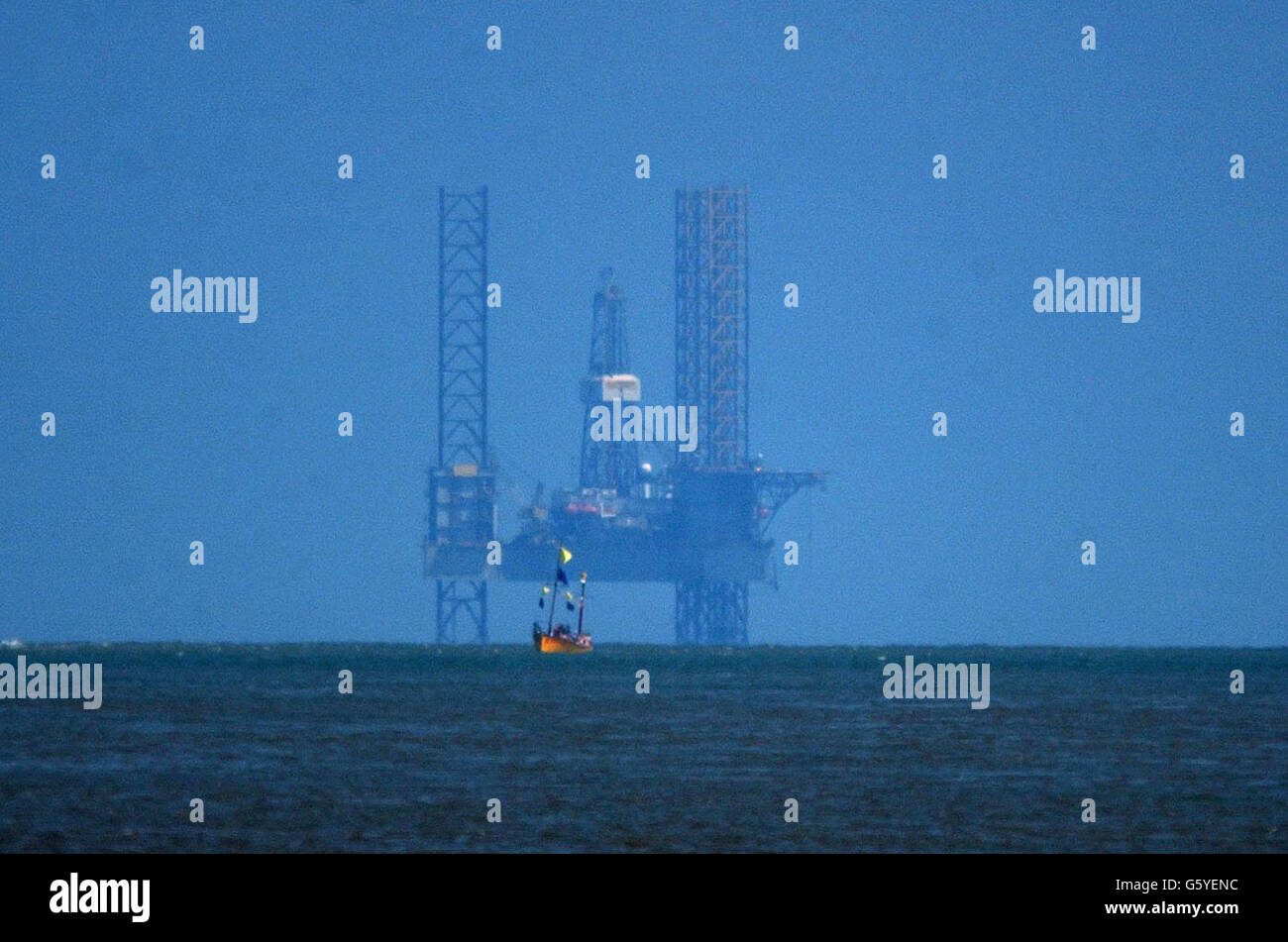 AIR Helicopter/Oil Rig Stock Photo - Alamy