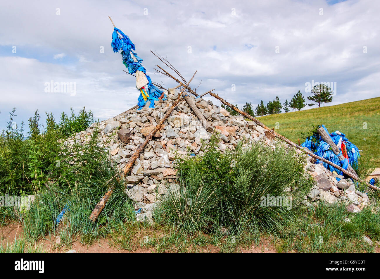 Sacred cairn (ovoo) with prayer flags (khadag), central Mongolia Stock ...