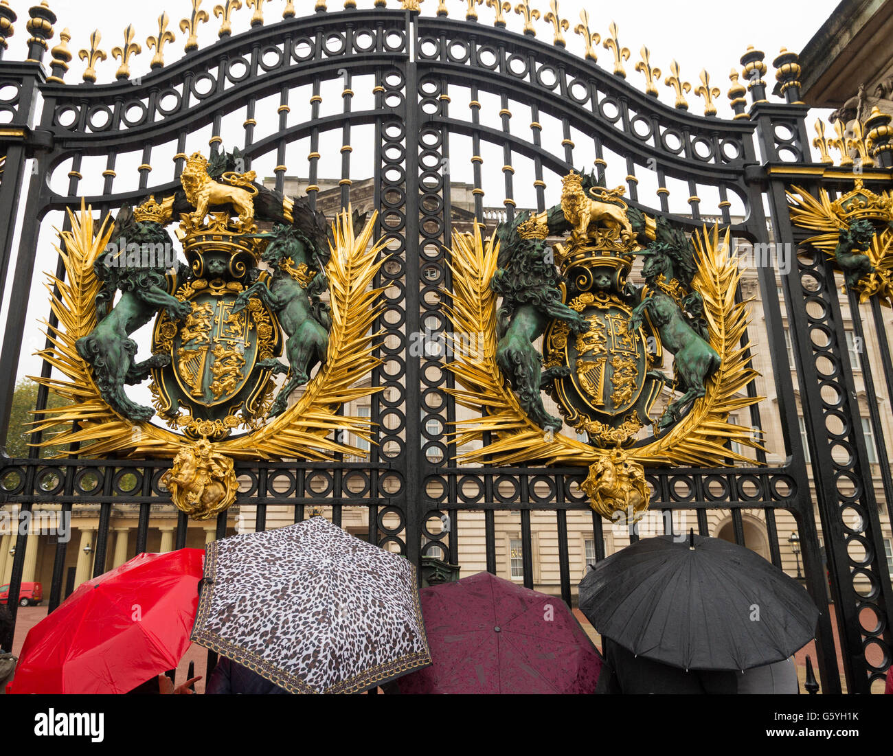 LONDON, ENGLAND - OCTOBER 21, 2015: Tourists looking through a gate of ...