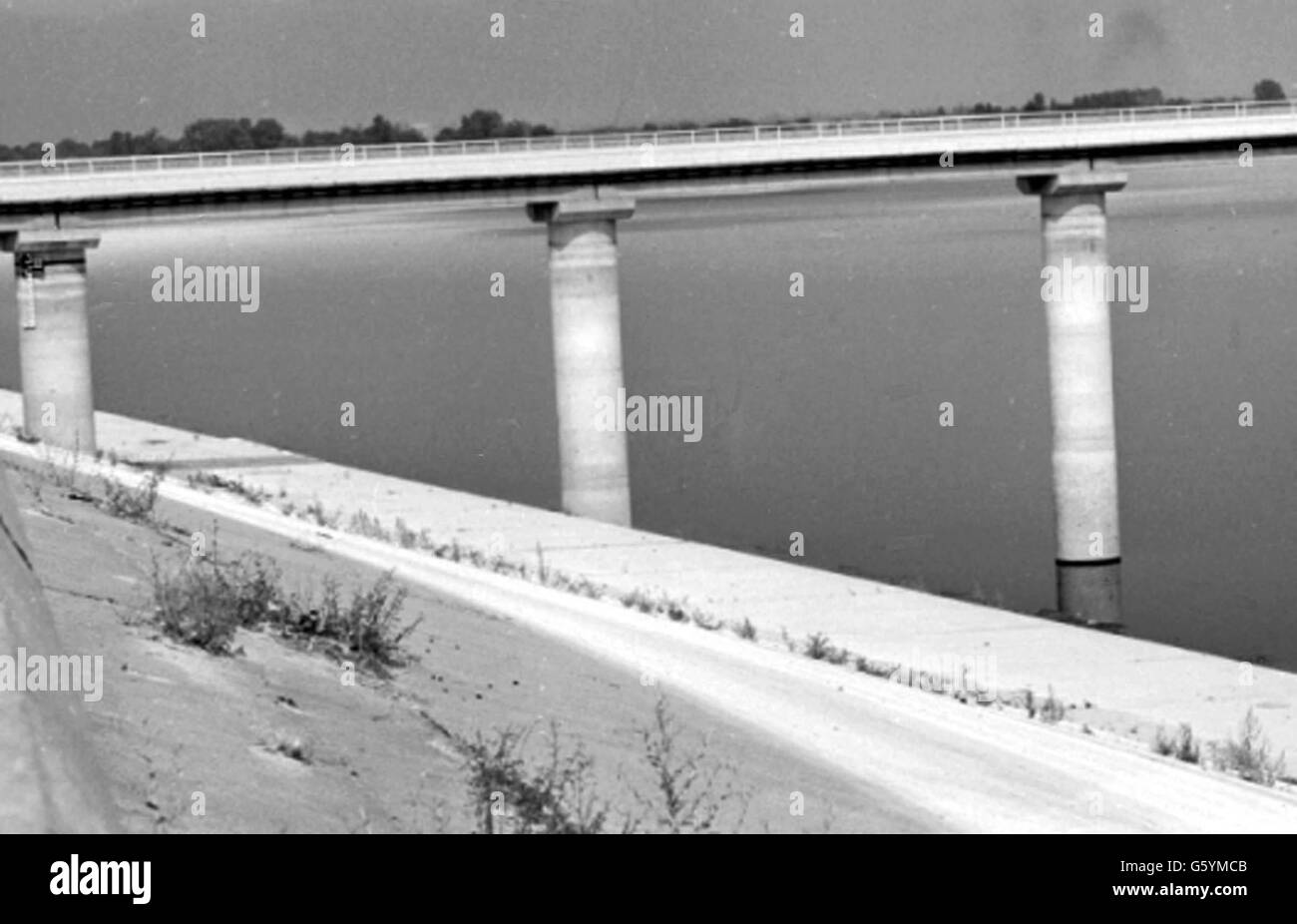Staines reservoir during the drought hi-res stock photography and ...