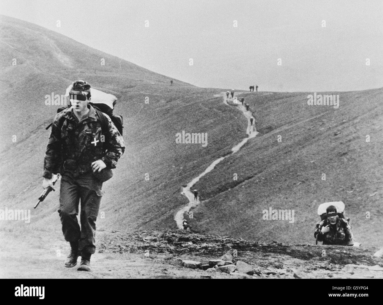 SAS recruits climb to a rendez vous point high in the Brecon Beacons in ...