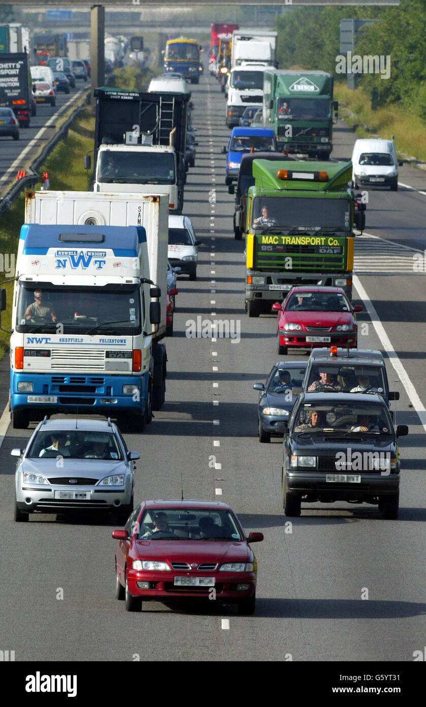 The scene on the M11 near Cambridge as hunt supporters from the ...