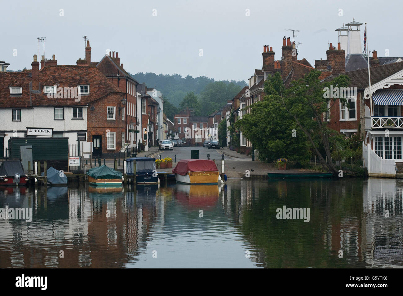 Henley on thames new street view hi-res stock photography and images ...