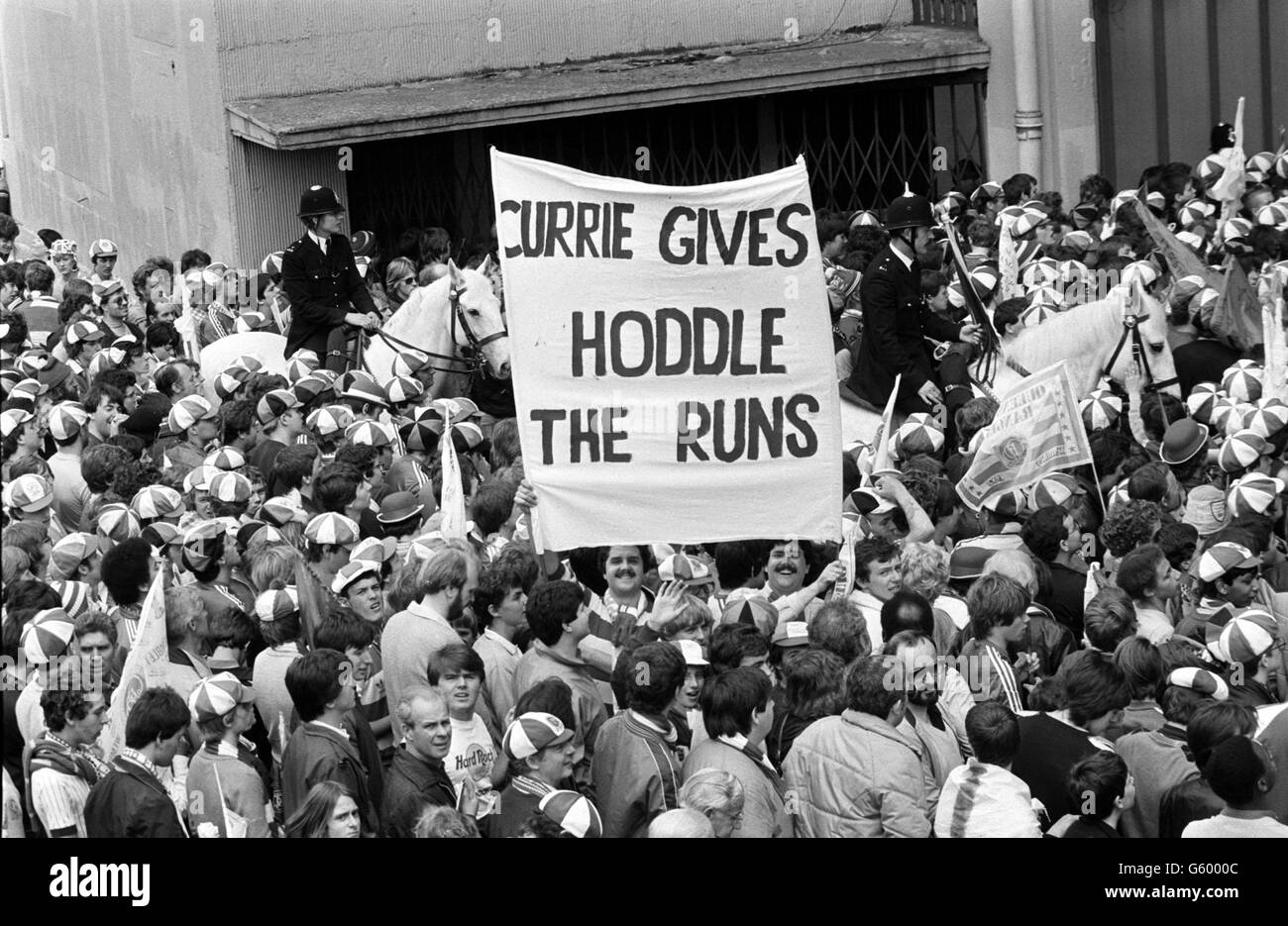 Tottenham hotspur qpr 1982 fa cup final Black and White Stock Photos ...