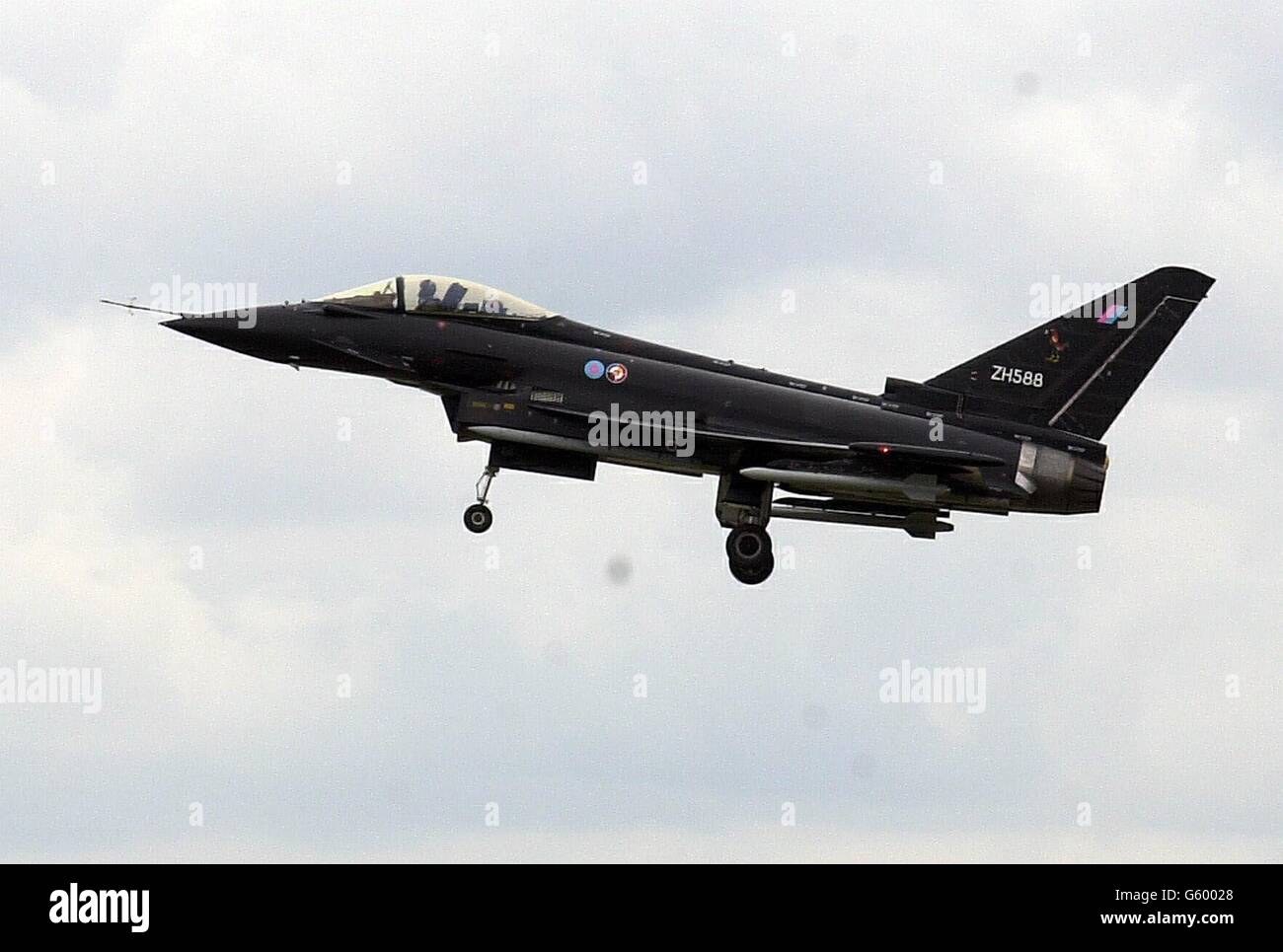 Eurofighter typhoon landing farnborough its air display international ...