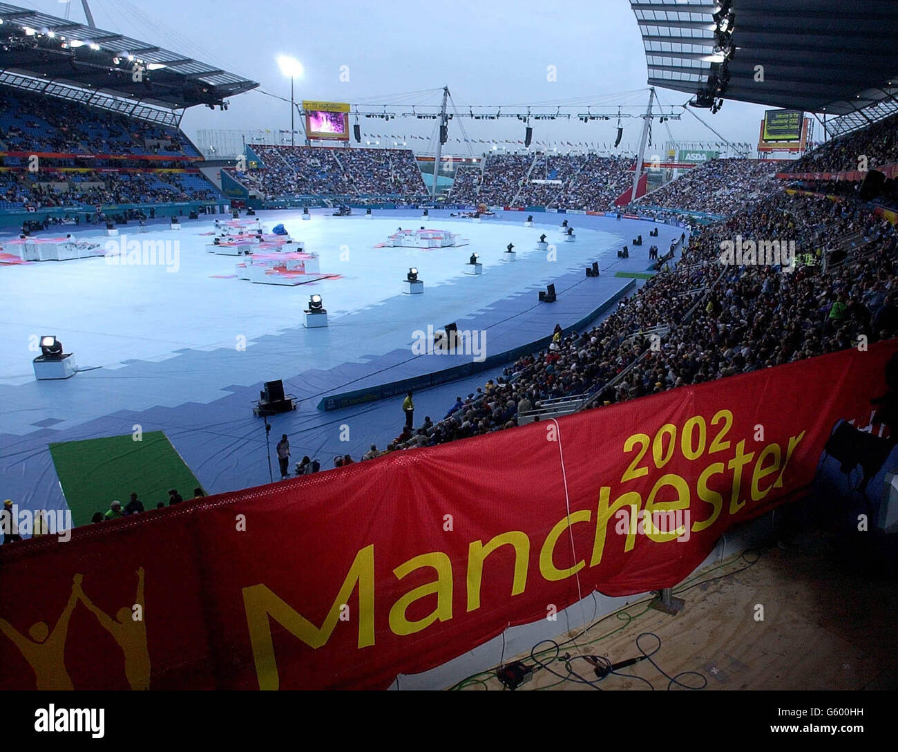 Commonwealth games opening ceremony manchester crowds big screens ...