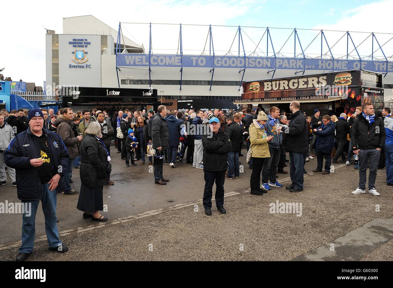 Everton fans in the Everton Fanzone outside Goodison Park Stock Photo ...