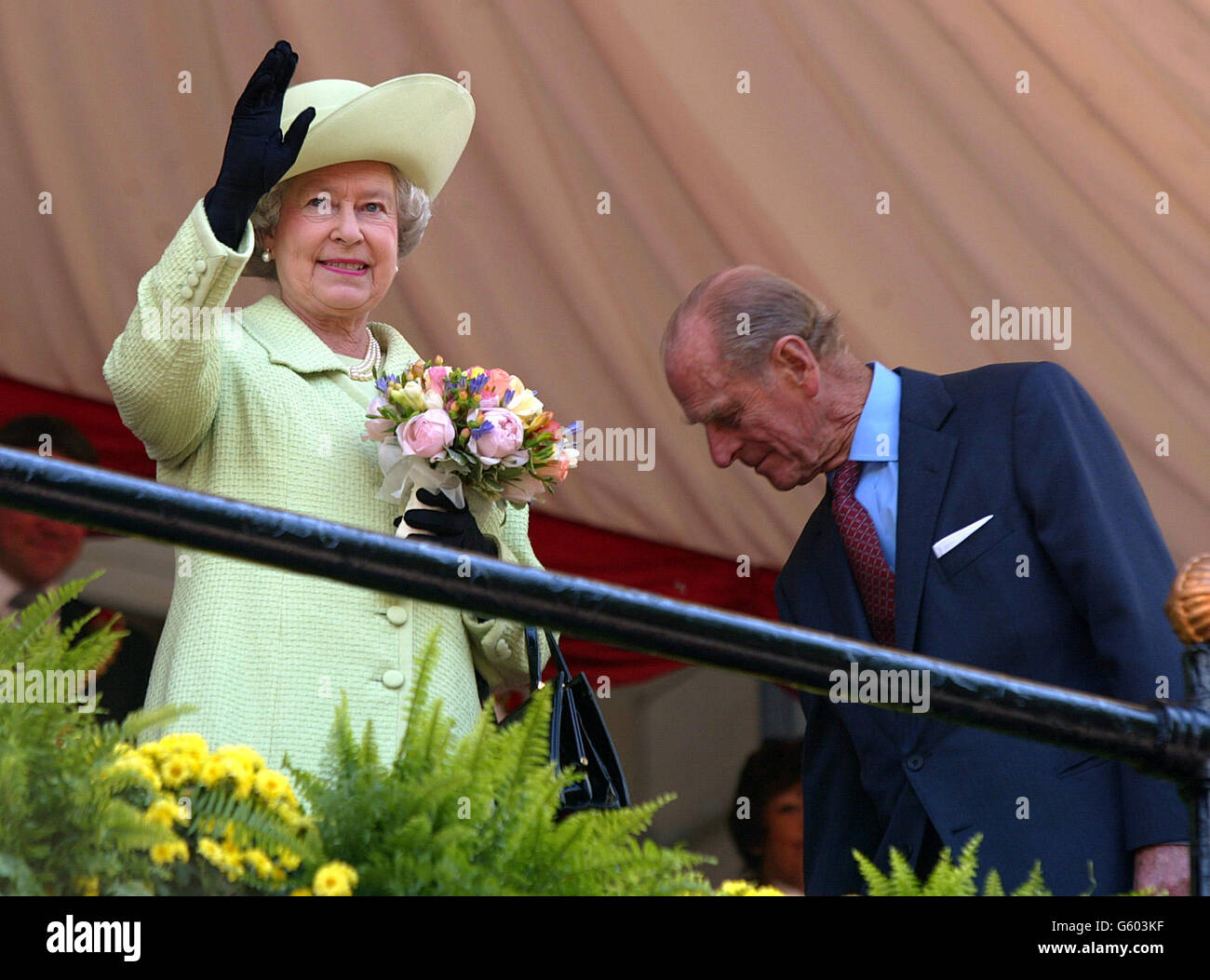 Queen elizabeth ii waving and smiling hi-res stock photography and ...