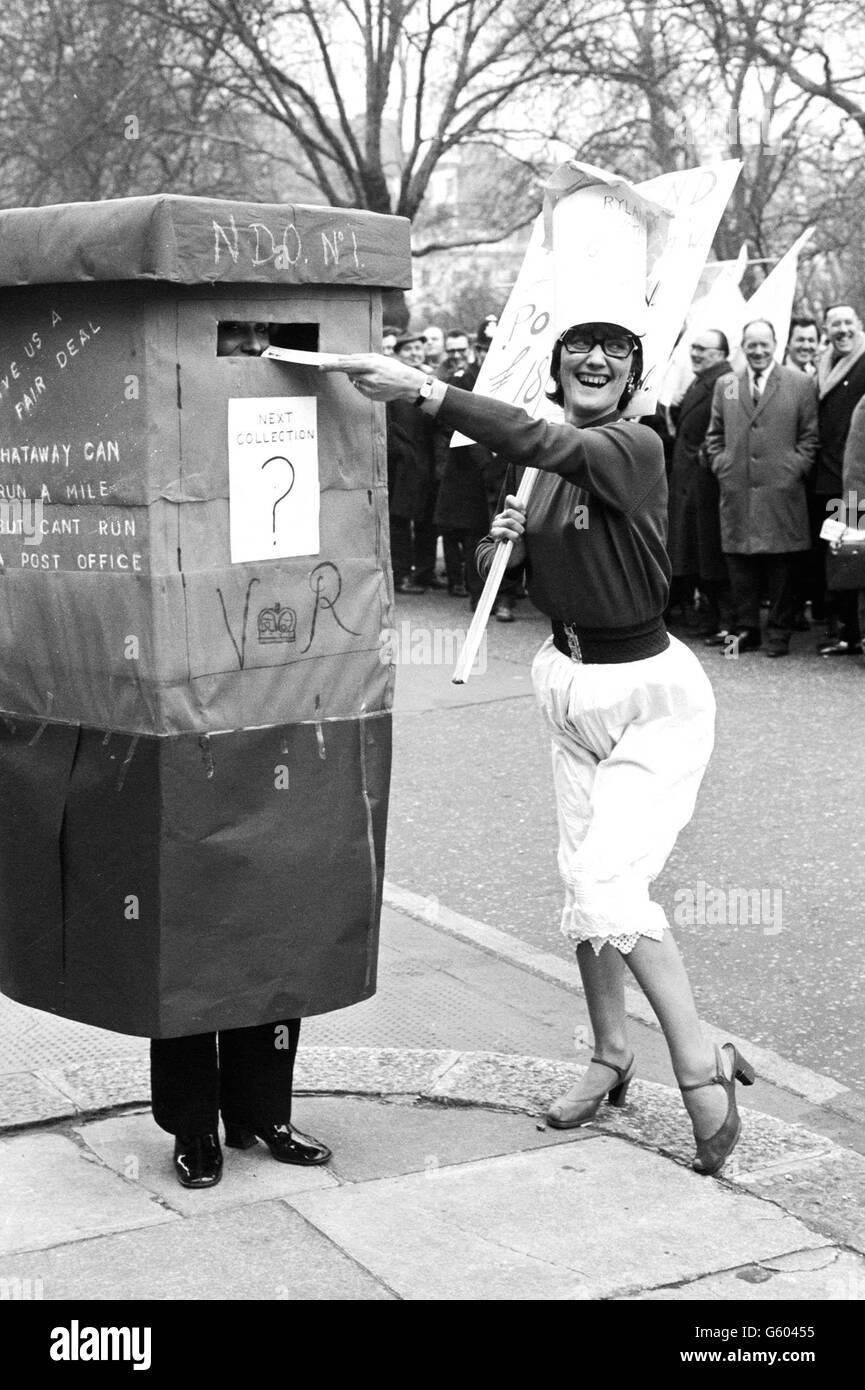 Postal workers rally hi-res stock photography and images - Alamy