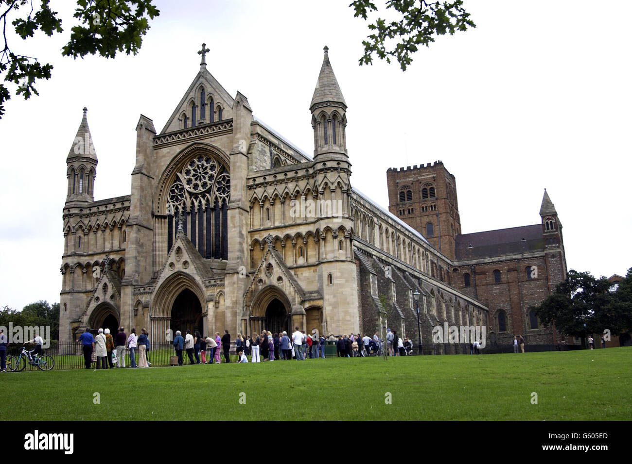Buildings and Landmarks - St Albans Cathedral - Hertfordshire. Crowds ...