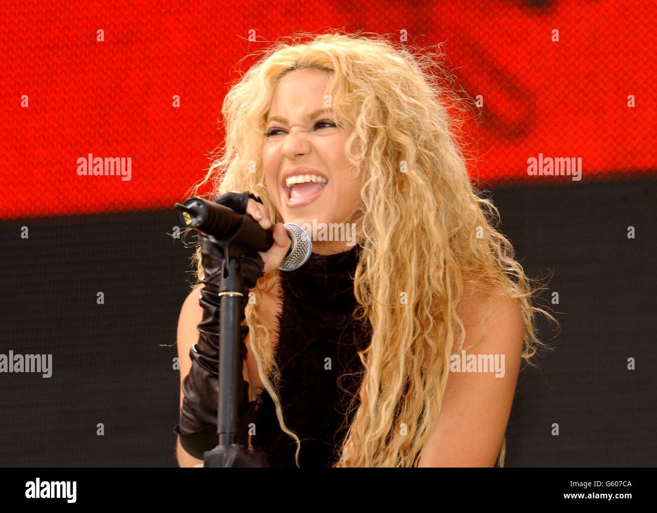Shakira singing hi-res stock photography and images - Alamy