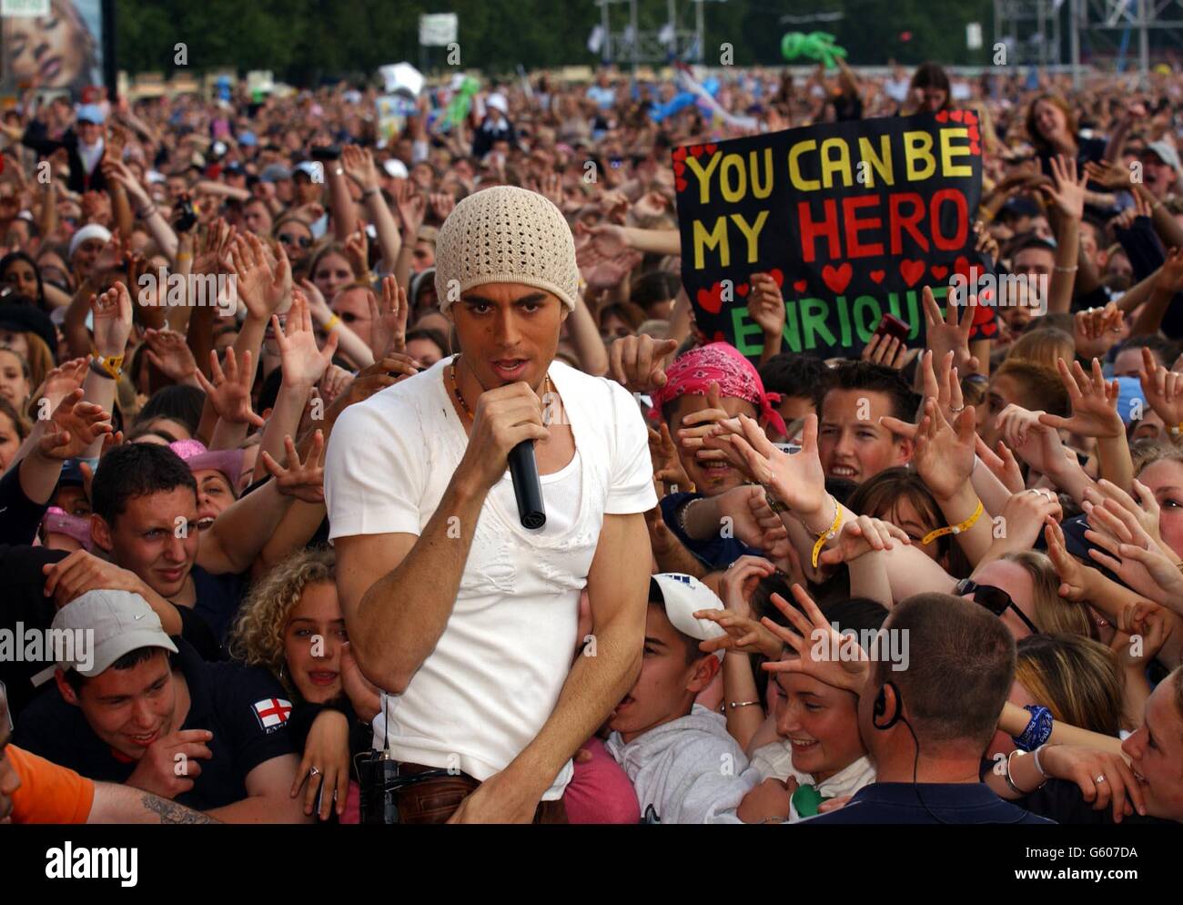 Enrique iglesias singing hi-res stock photography and images - Alamy