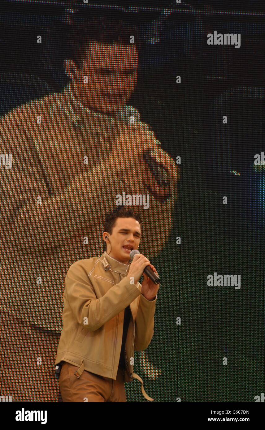 Pop idol celebrity music microphone singing beige leather jacket gates ...