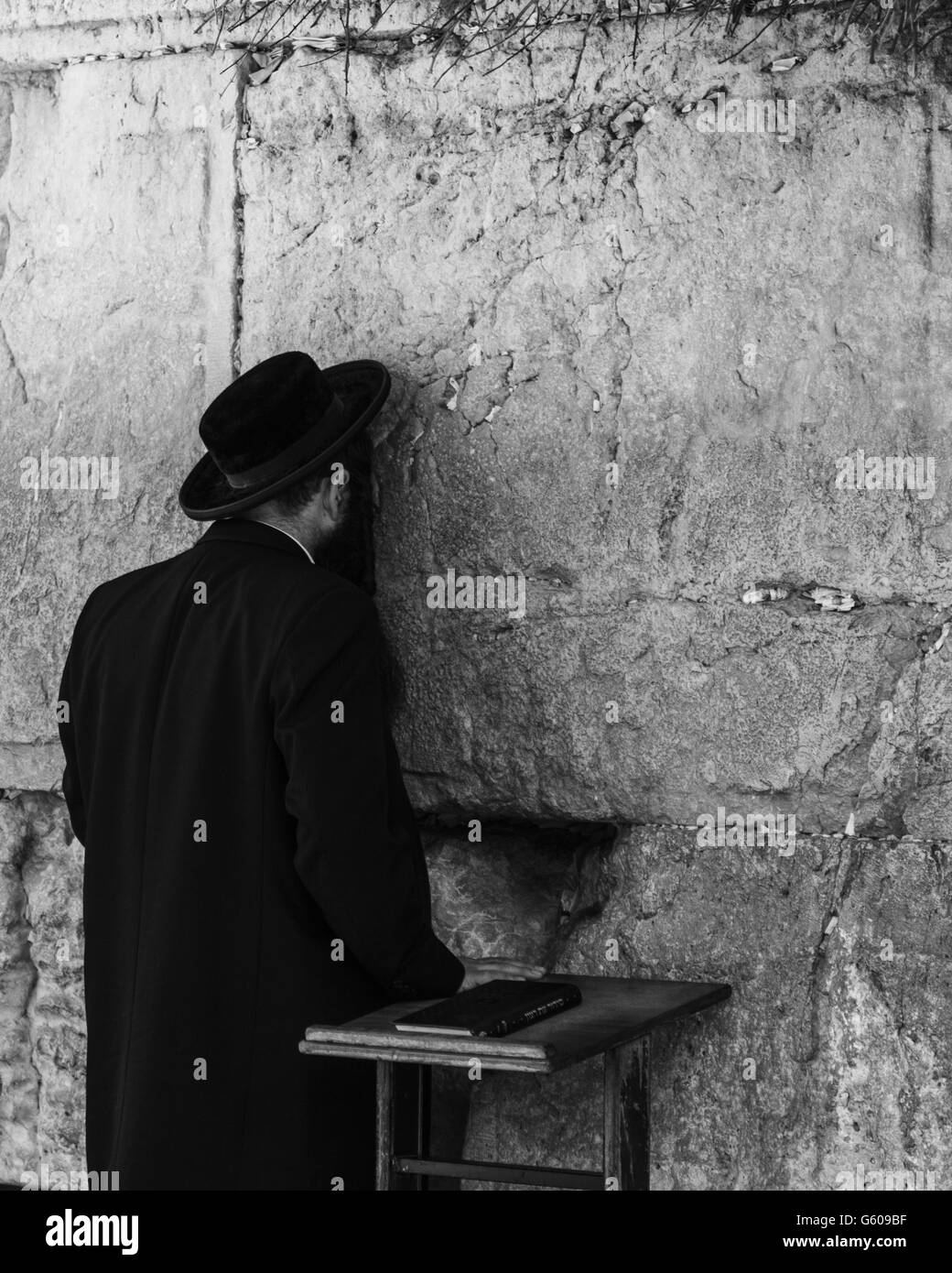 A man praying at the Western Wall in Jerusalem Stock Photo - Alamy