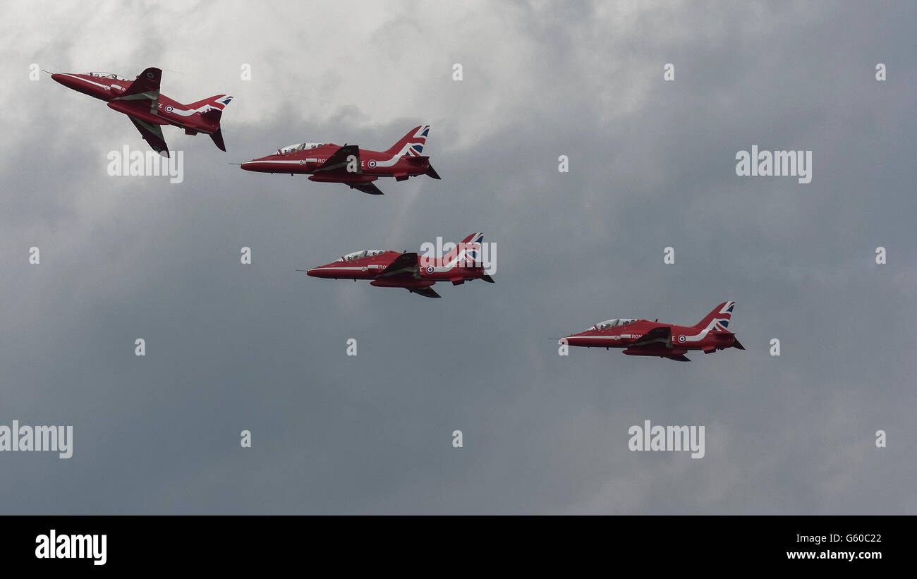 Raf red arrows in flight hi-res stock photography and images - Alamy