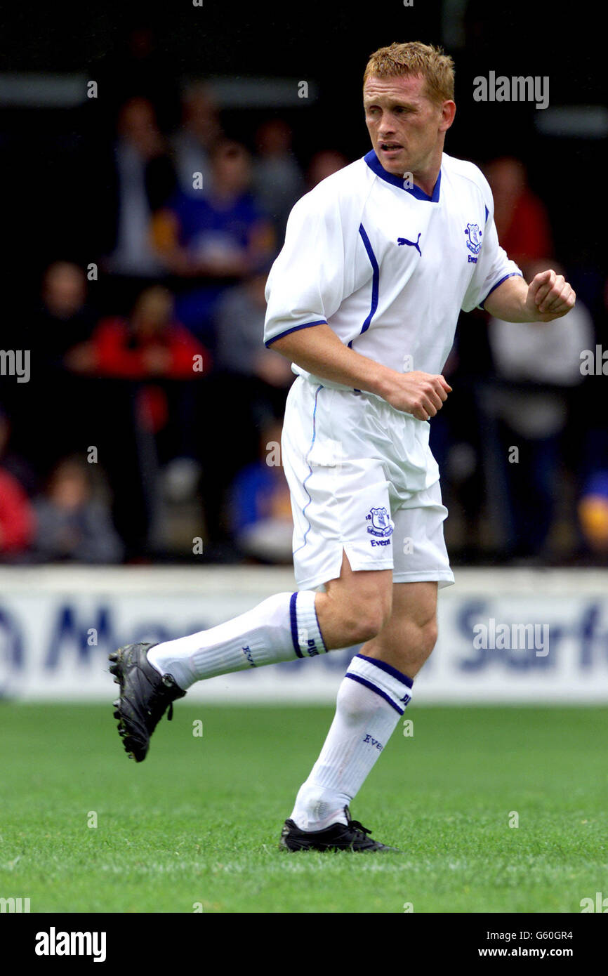 Mark Pembridge in action for Everton during their pre-season friendly ...