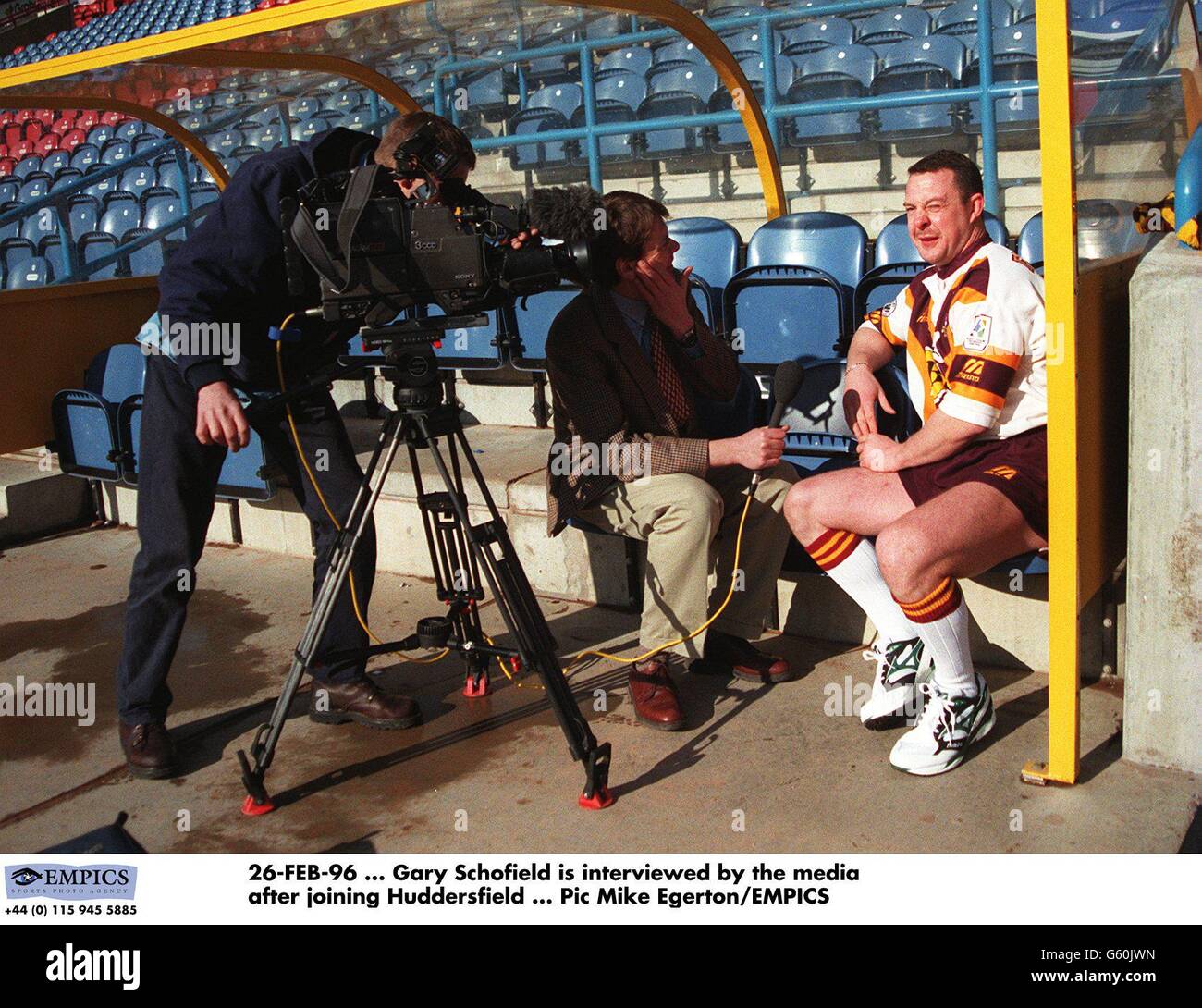 RUGBY LEAGUE. Garry SCHOFIELD SIGNS FOR HUDDERSFIELD Stock Photo - Alamy
