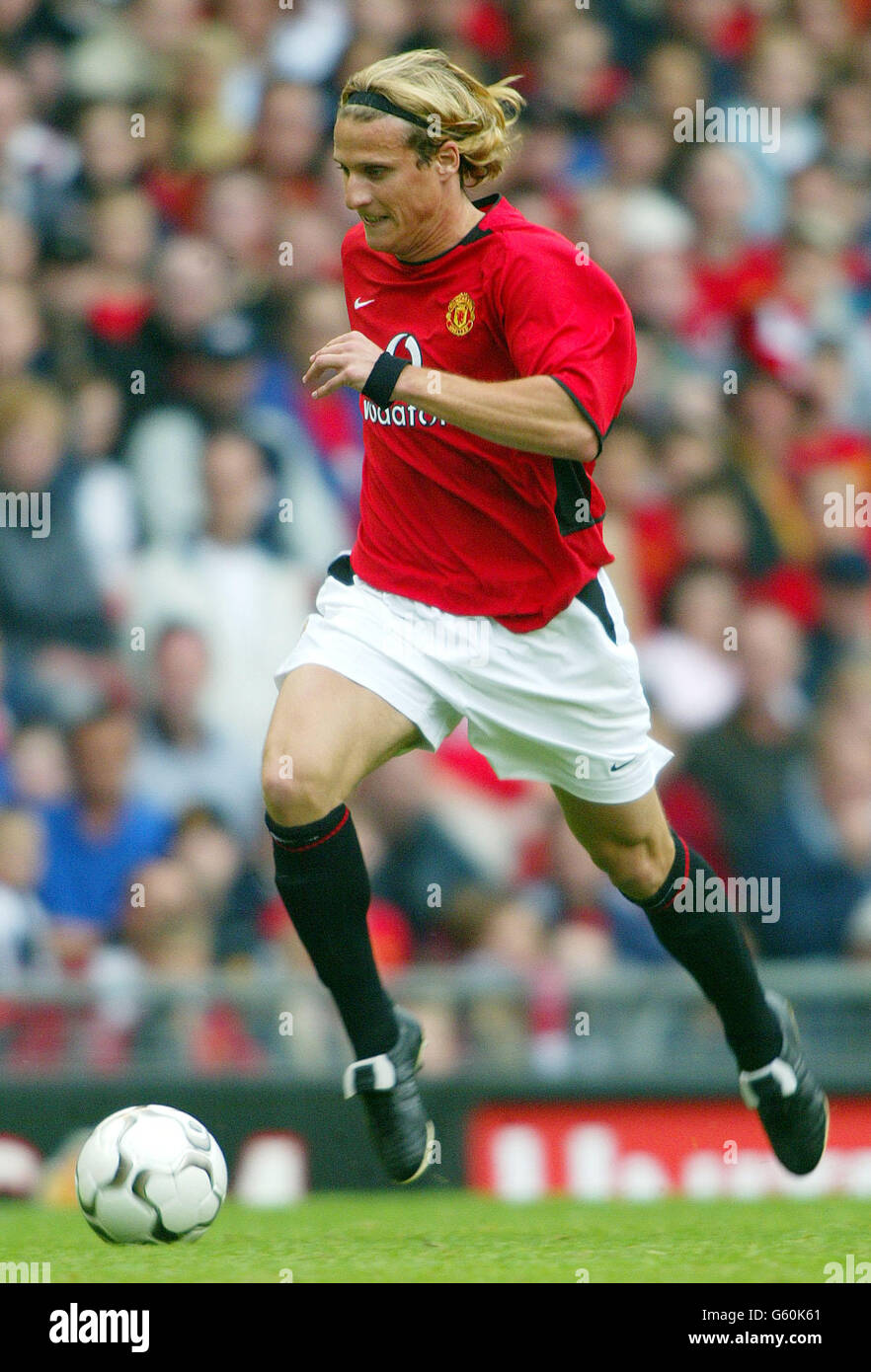 Manchester United player Diego Forlan in action against Boca Juniors ...