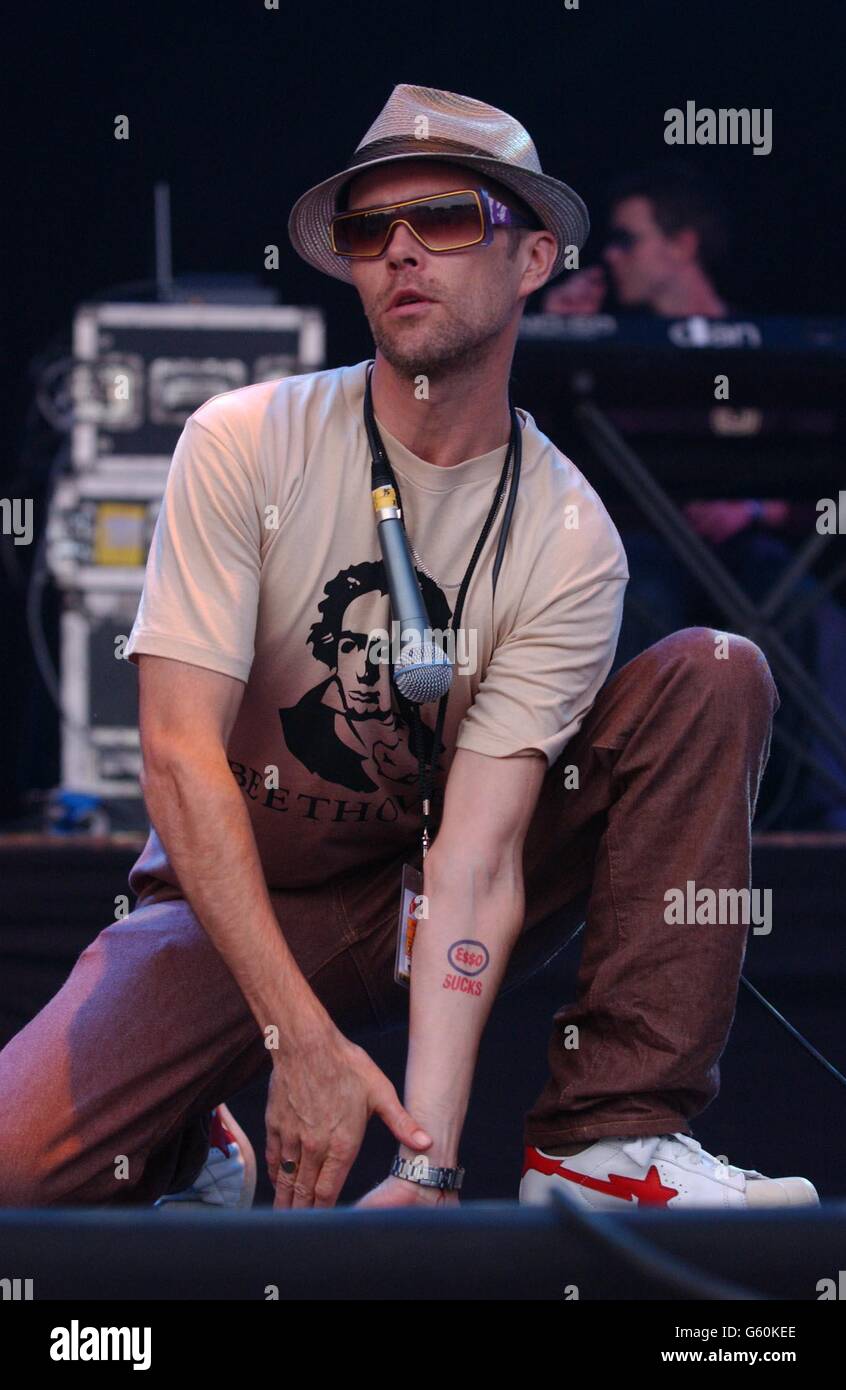 Music celebrity performing hi-res stock photography and images - Alamy