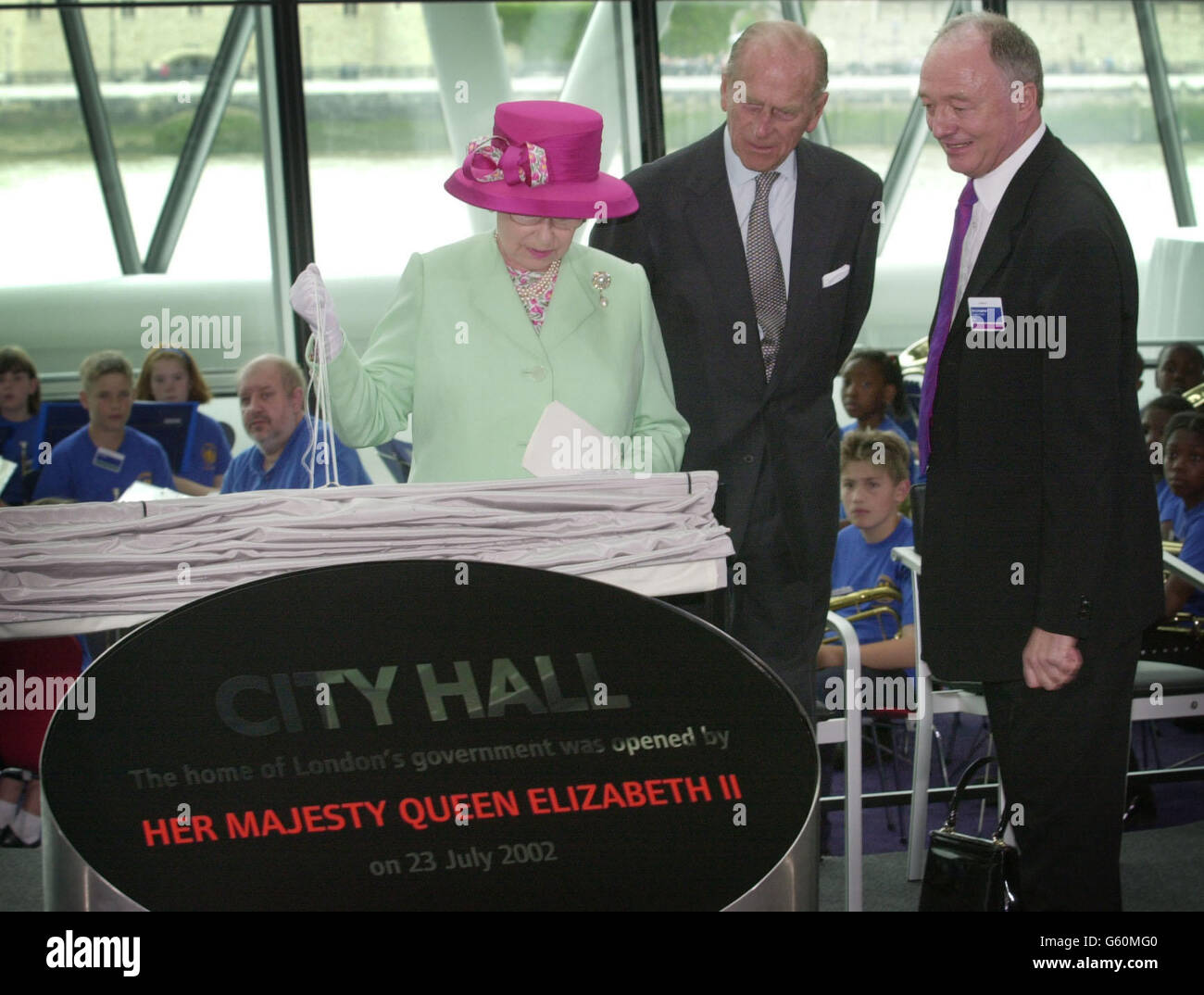 Britains queen elizabeth unveils plaque hi-res stock photography and ...