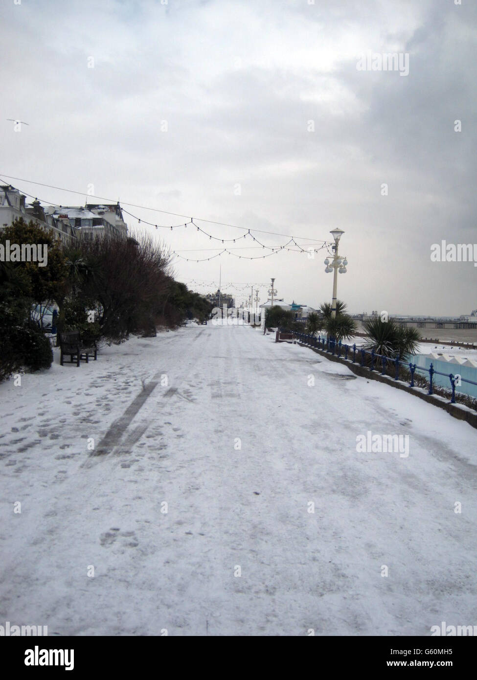 Snow in Eastbourne, Sussex today as hundreds of drivers were stranded ...