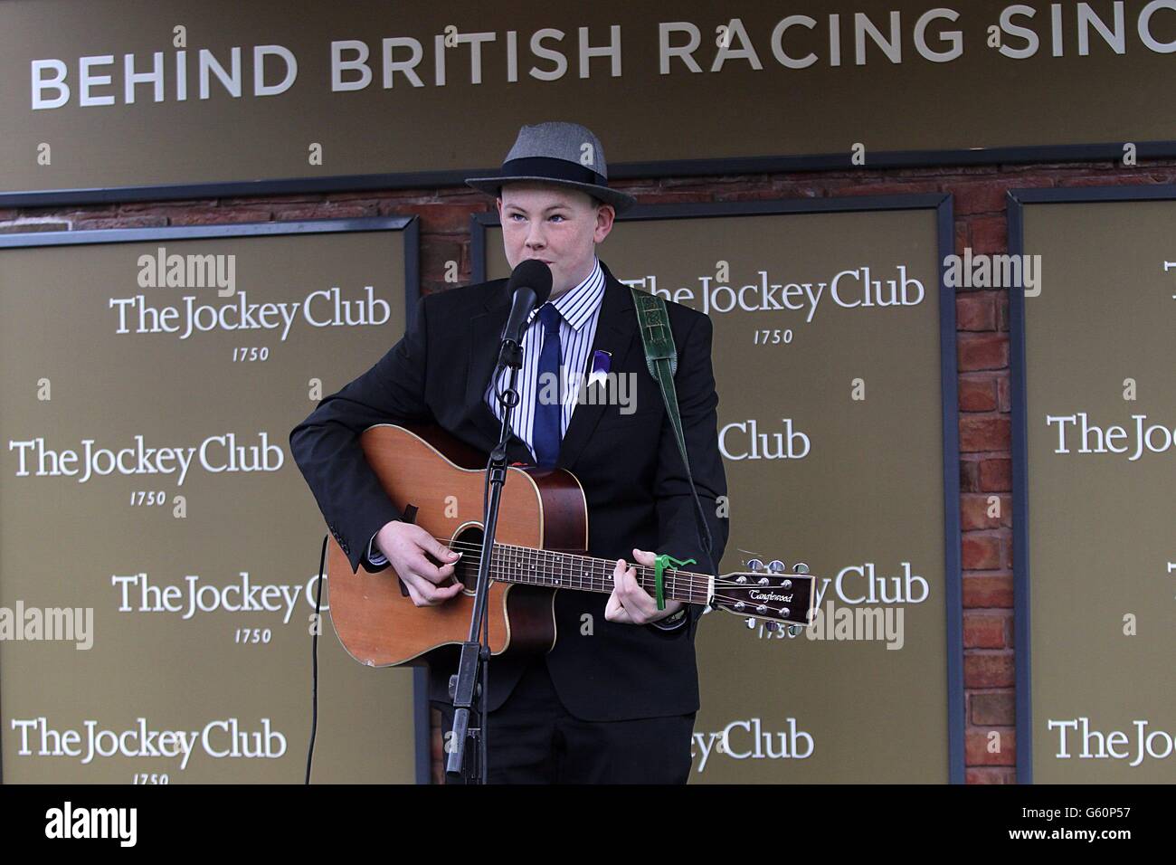 Irish singer mark boylan pays tribute to campbell gillies hi-res stock ...