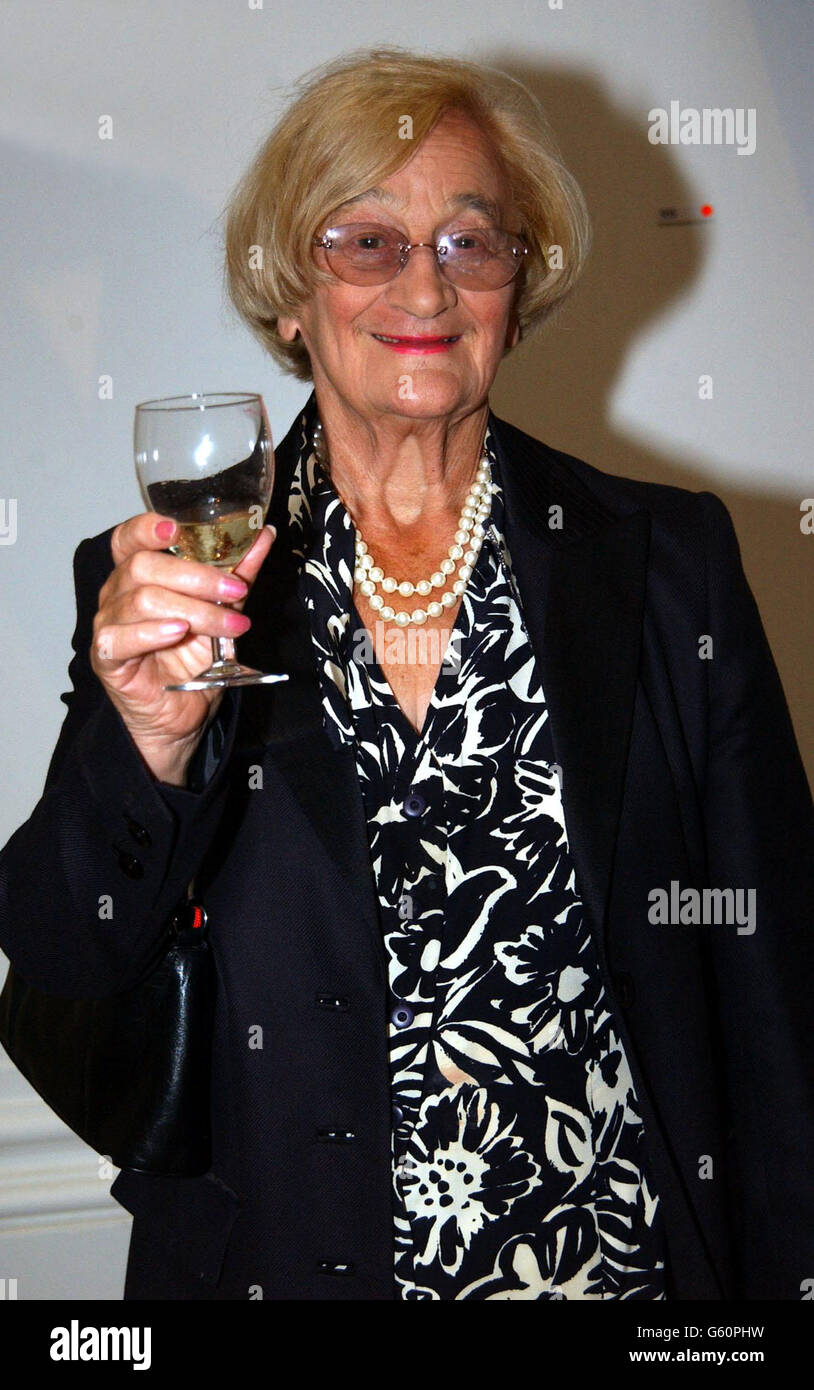Actress liz smith hi-res stock photography and images - Alamy