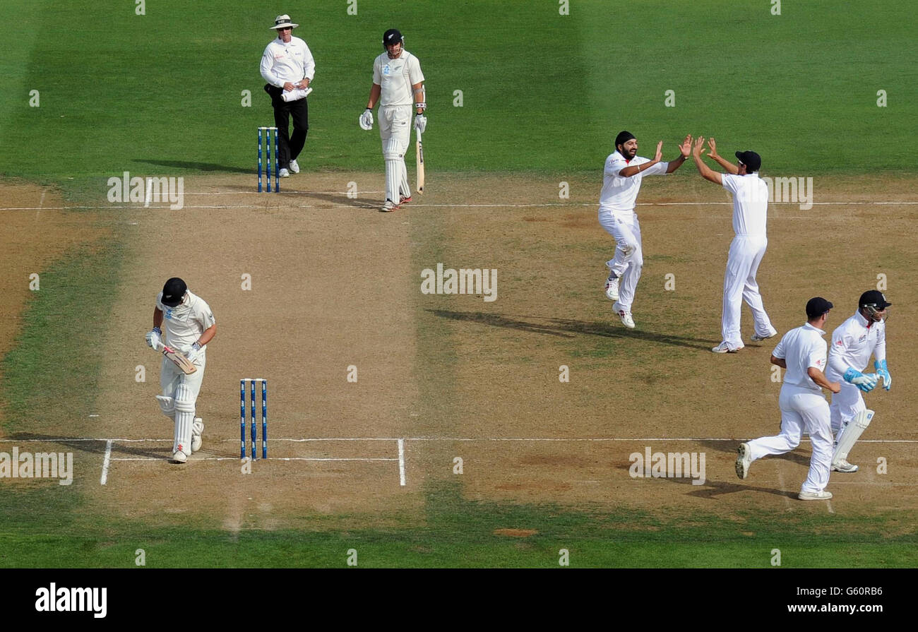 England's Monty Panesar (fourth right) celebrates with Alastair Cook ...