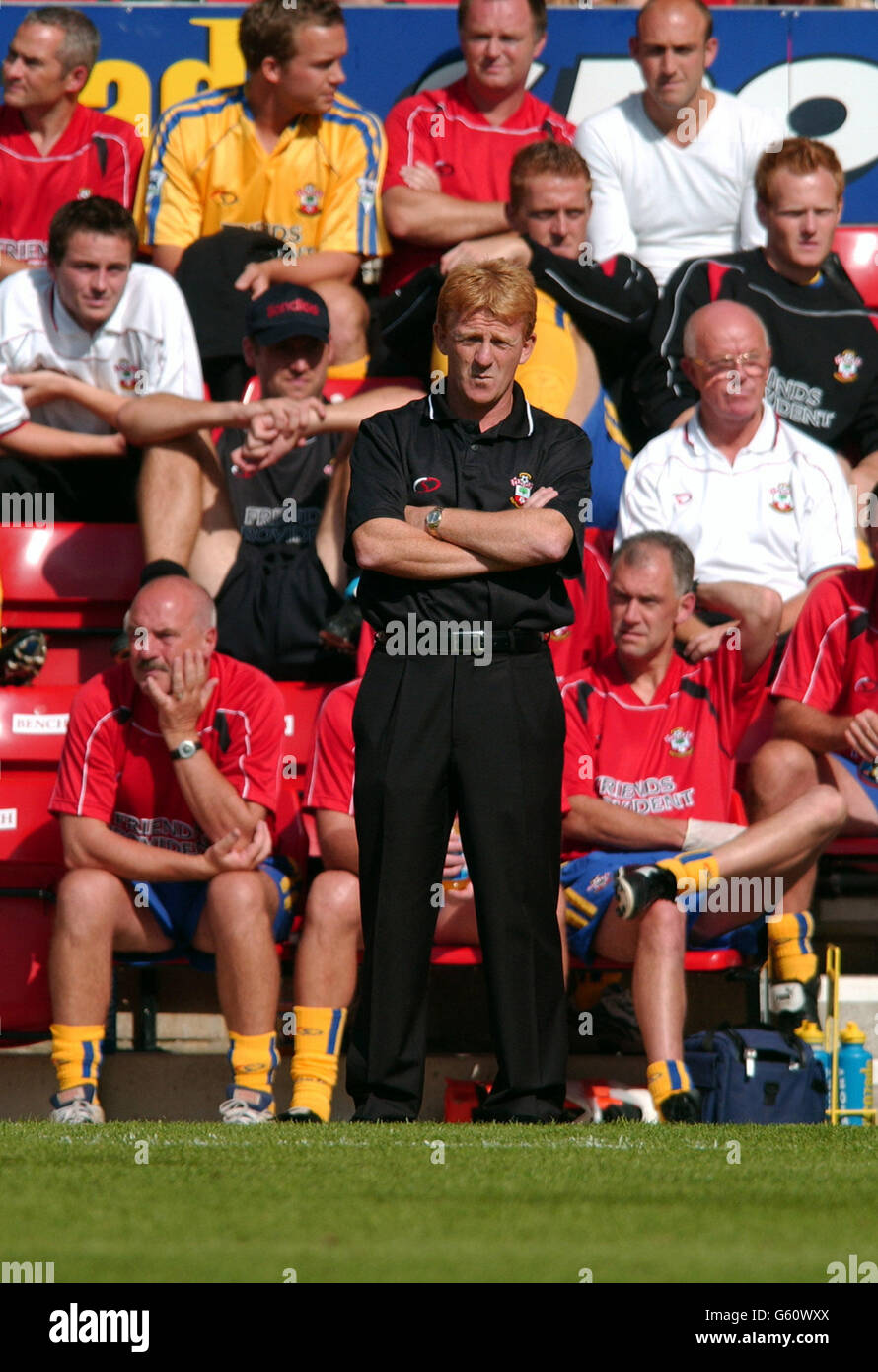 Football action gordon strachan hi-res stock photography and images - Alamy