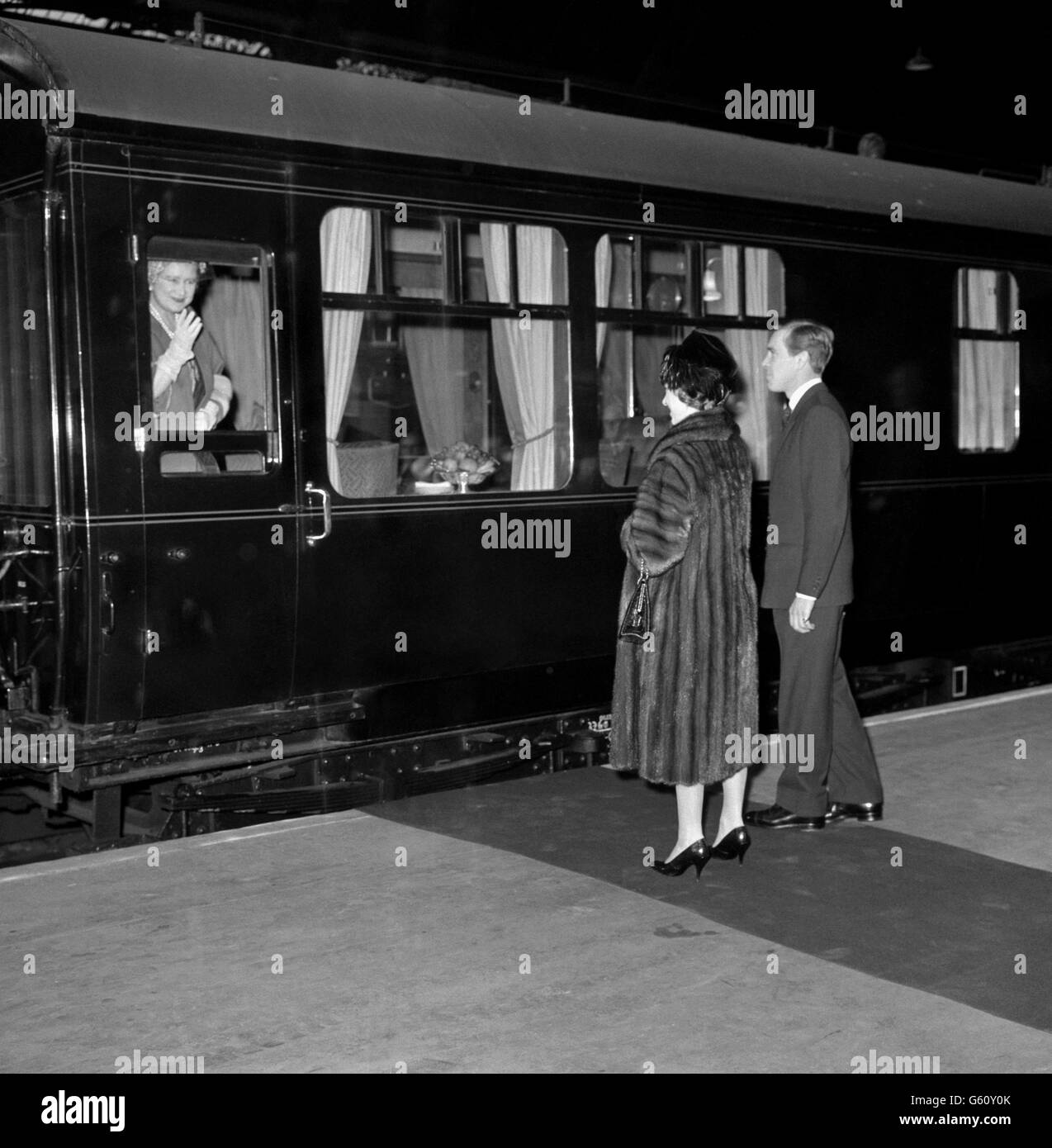 Royalty - The Queen Mother - Victoria Station - 1961 Stock Photo - Alamy
