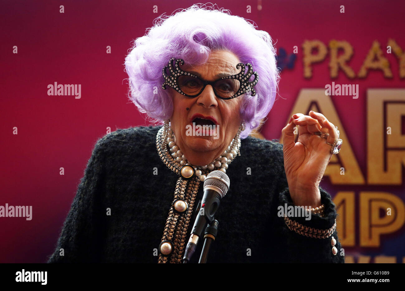 Dame Edna Stock Photos & Dame Edna Stock Images - Alamy