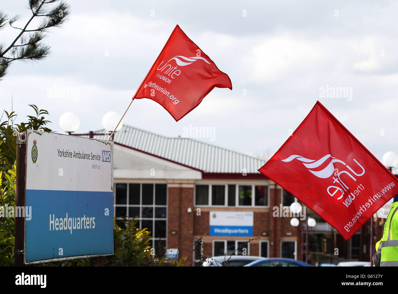 Ambulance staff picket outside the headquarters of the Yorkshire ...